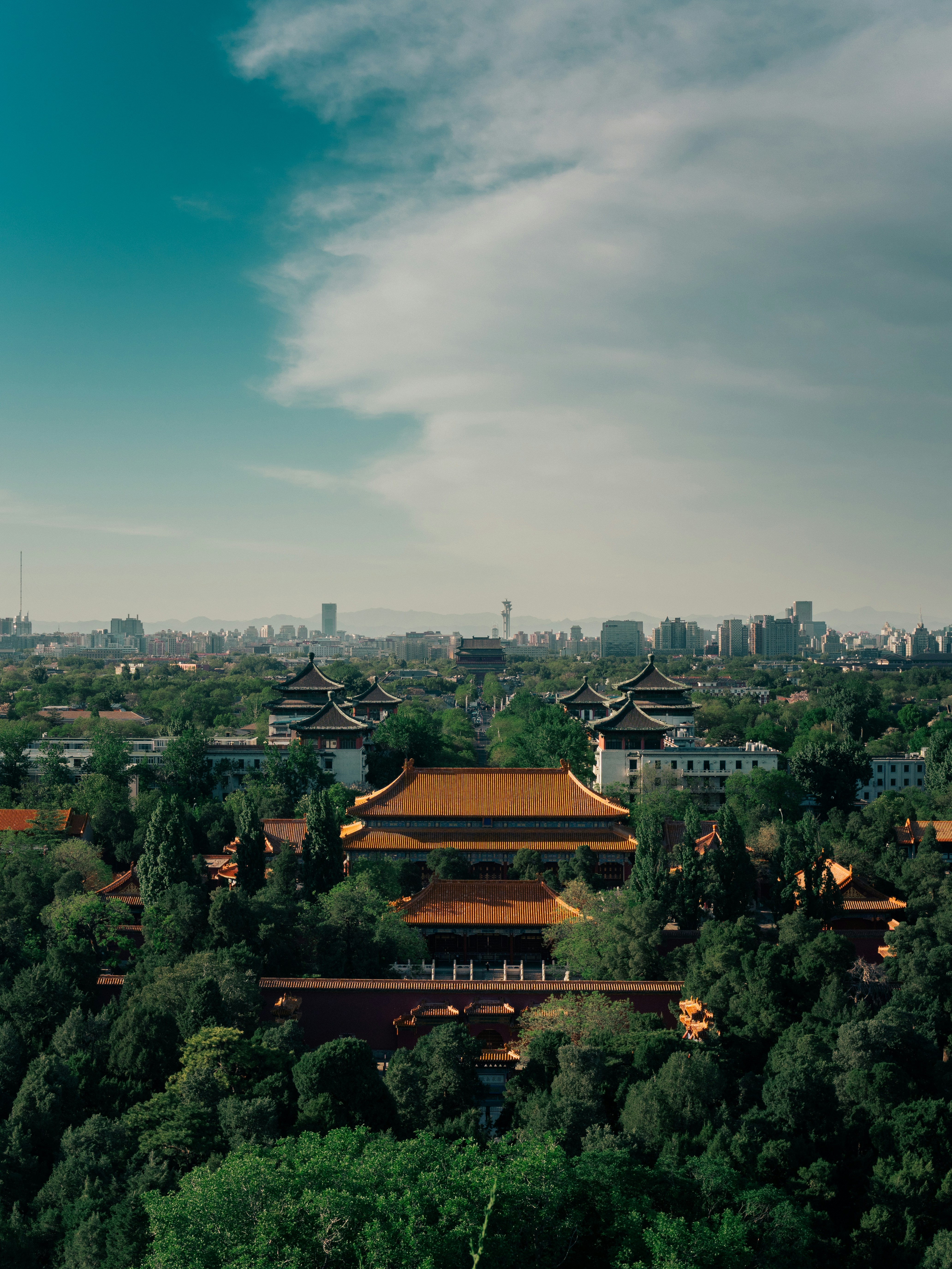 Looking back from the top of Jingshan Mountain, the scenery is also spectacular.