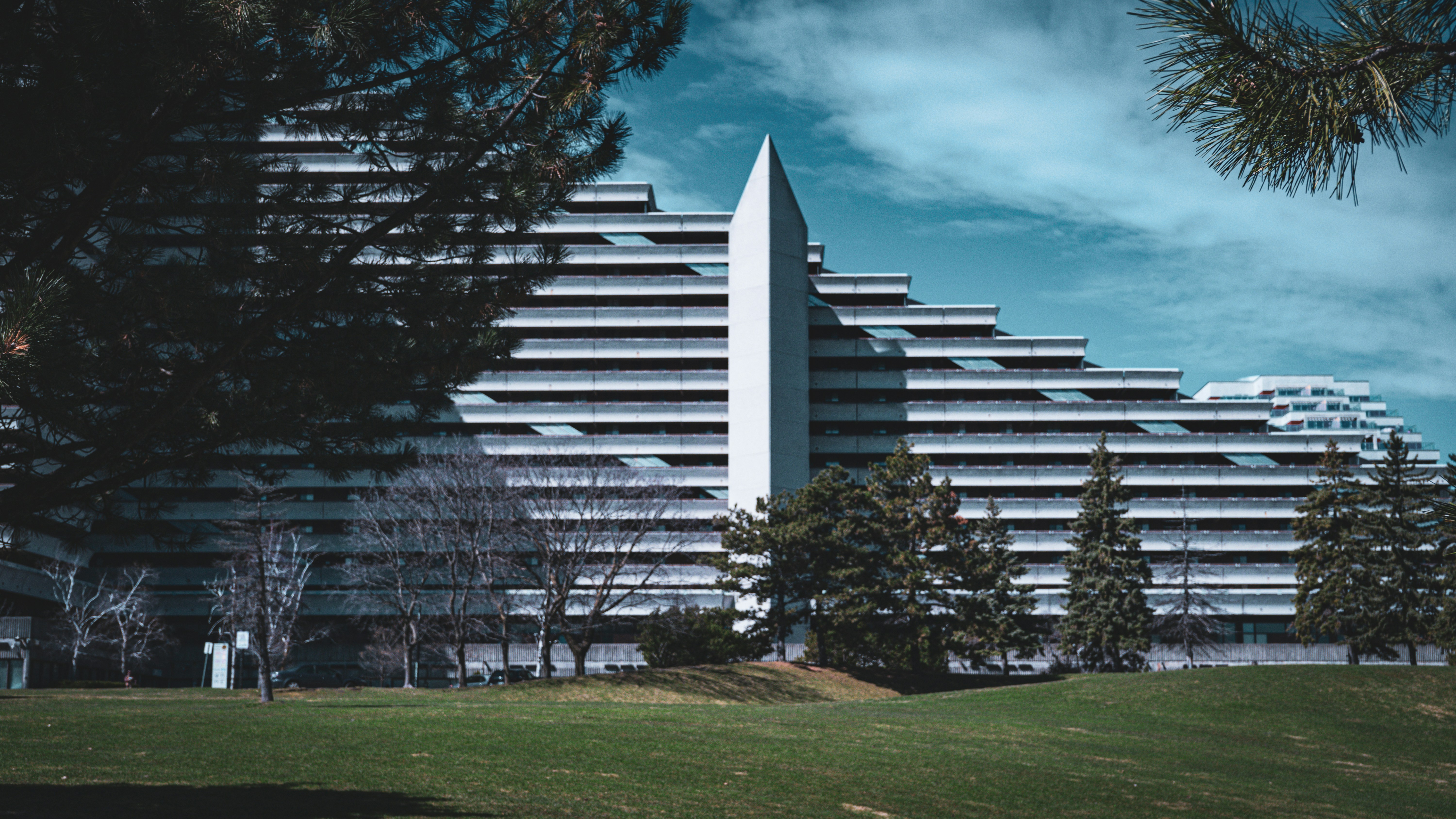 Terraced Monolith: Stepwise Facade Reaching the Sky