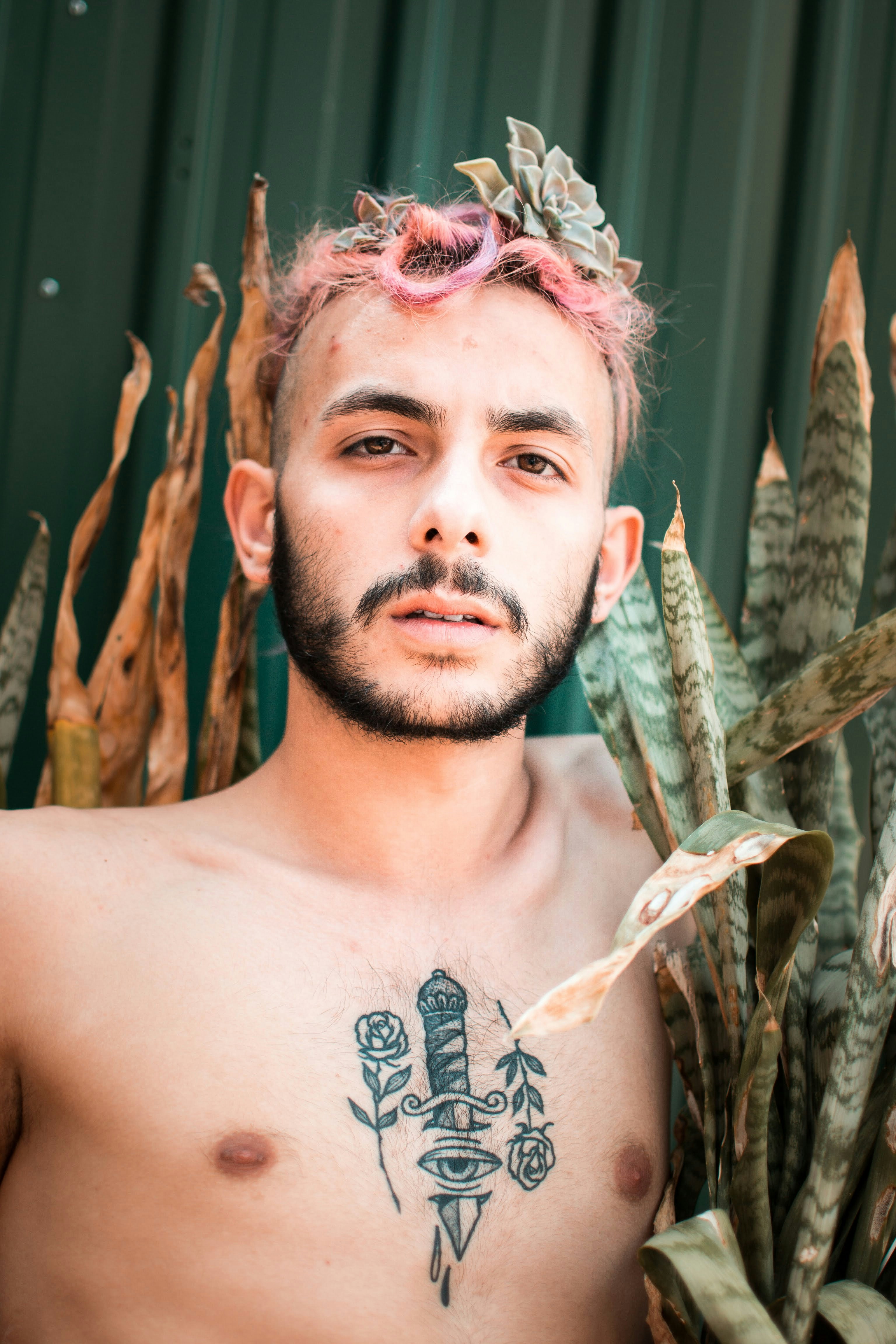 Un homme aux cheveux roses et un tatouage sur la poitrine photo – Image ...