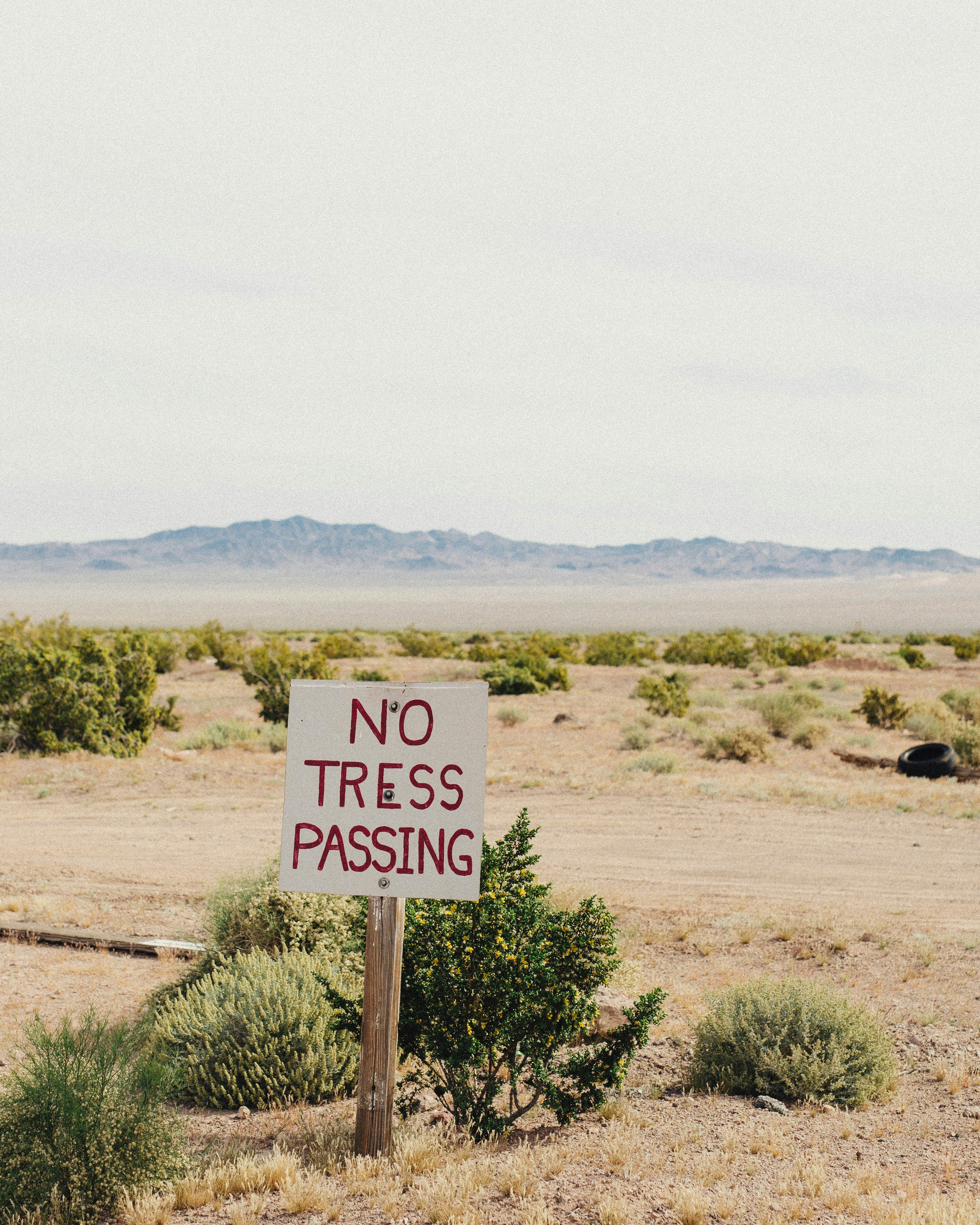 A no tress passing sign in the middle of nowhere photo – Free Grey ...