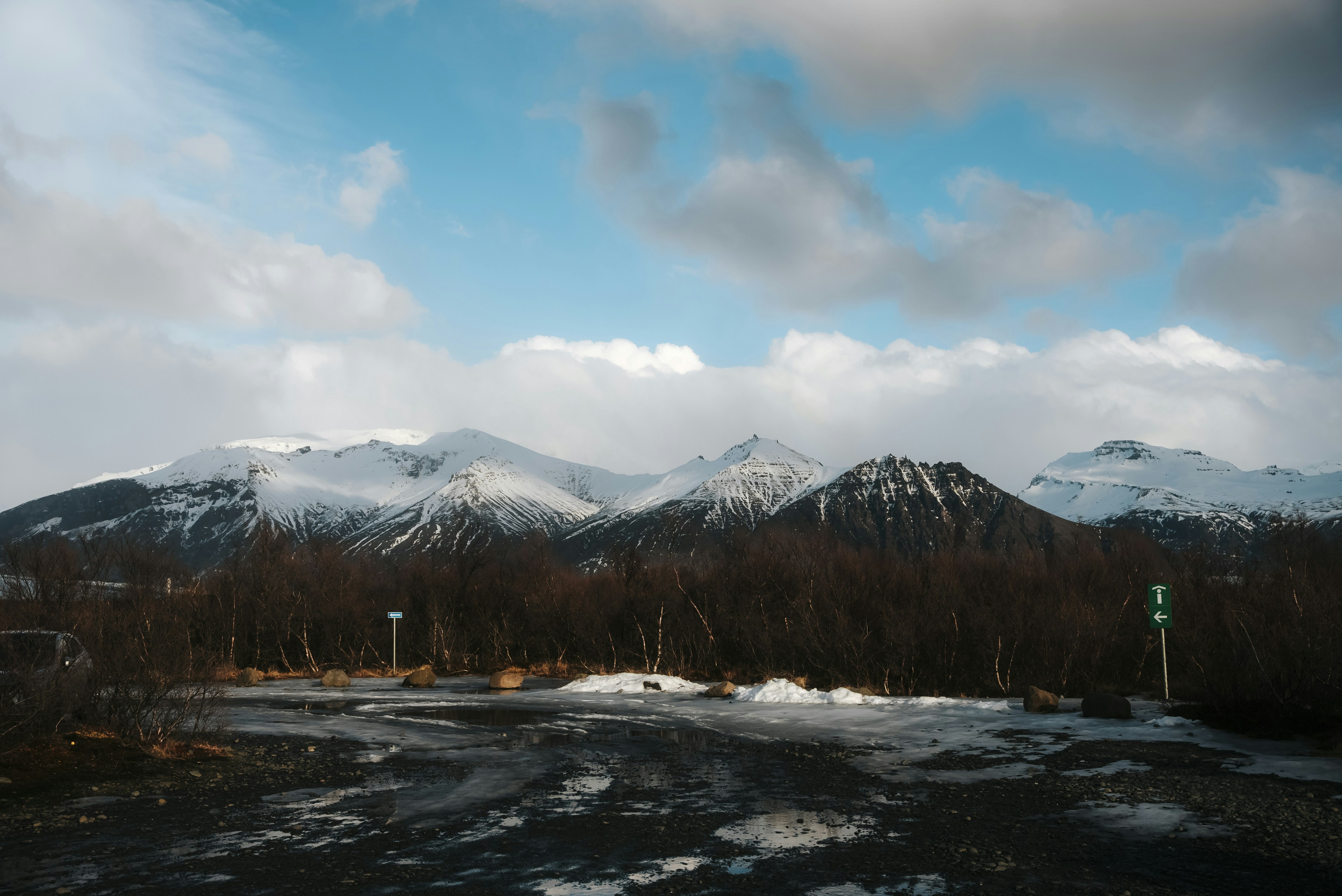 A snow covered landscape with mountains in the background photo – Free ...