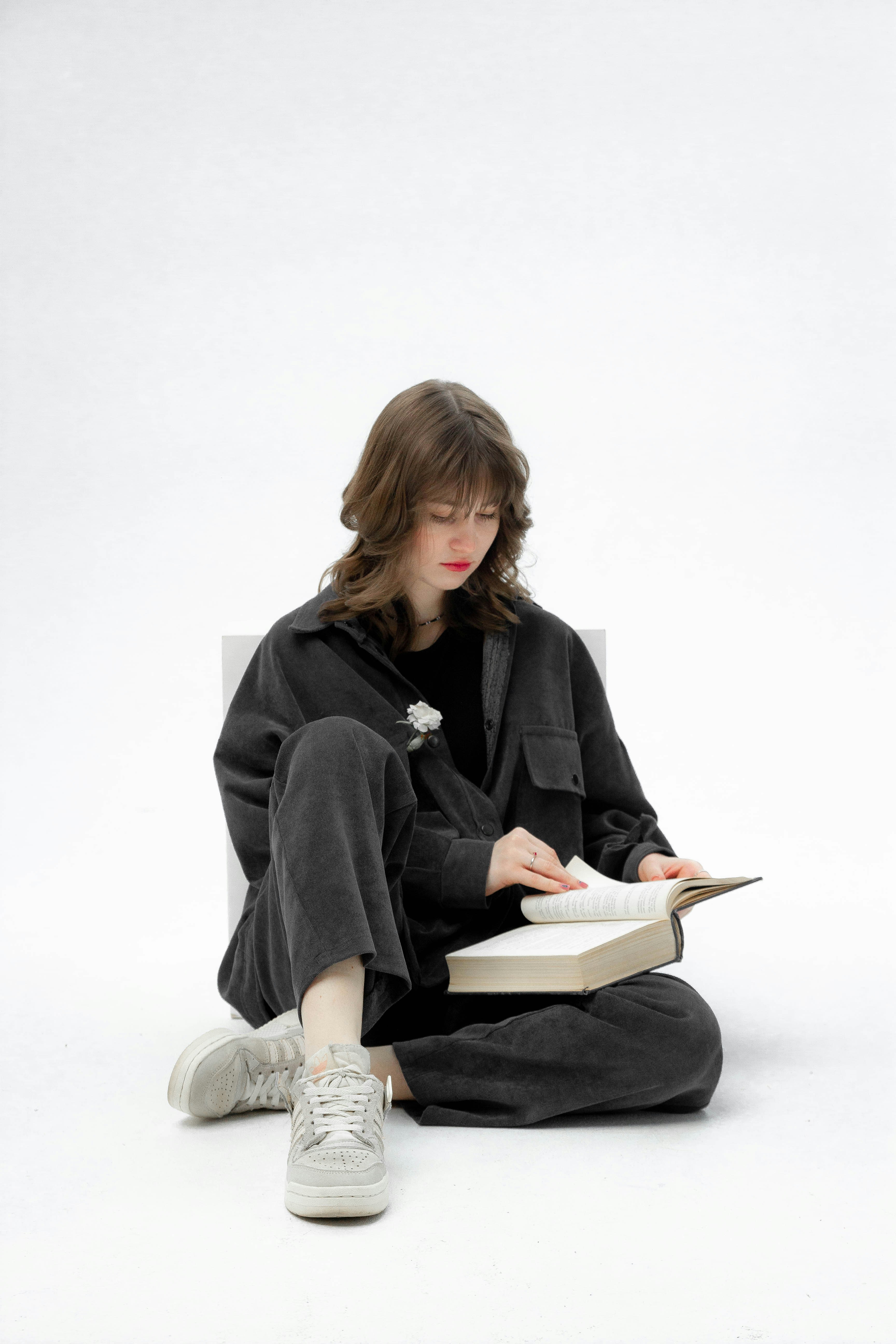 Charcoal Comfort in a White Studio: A Quiet Moment of Reading
