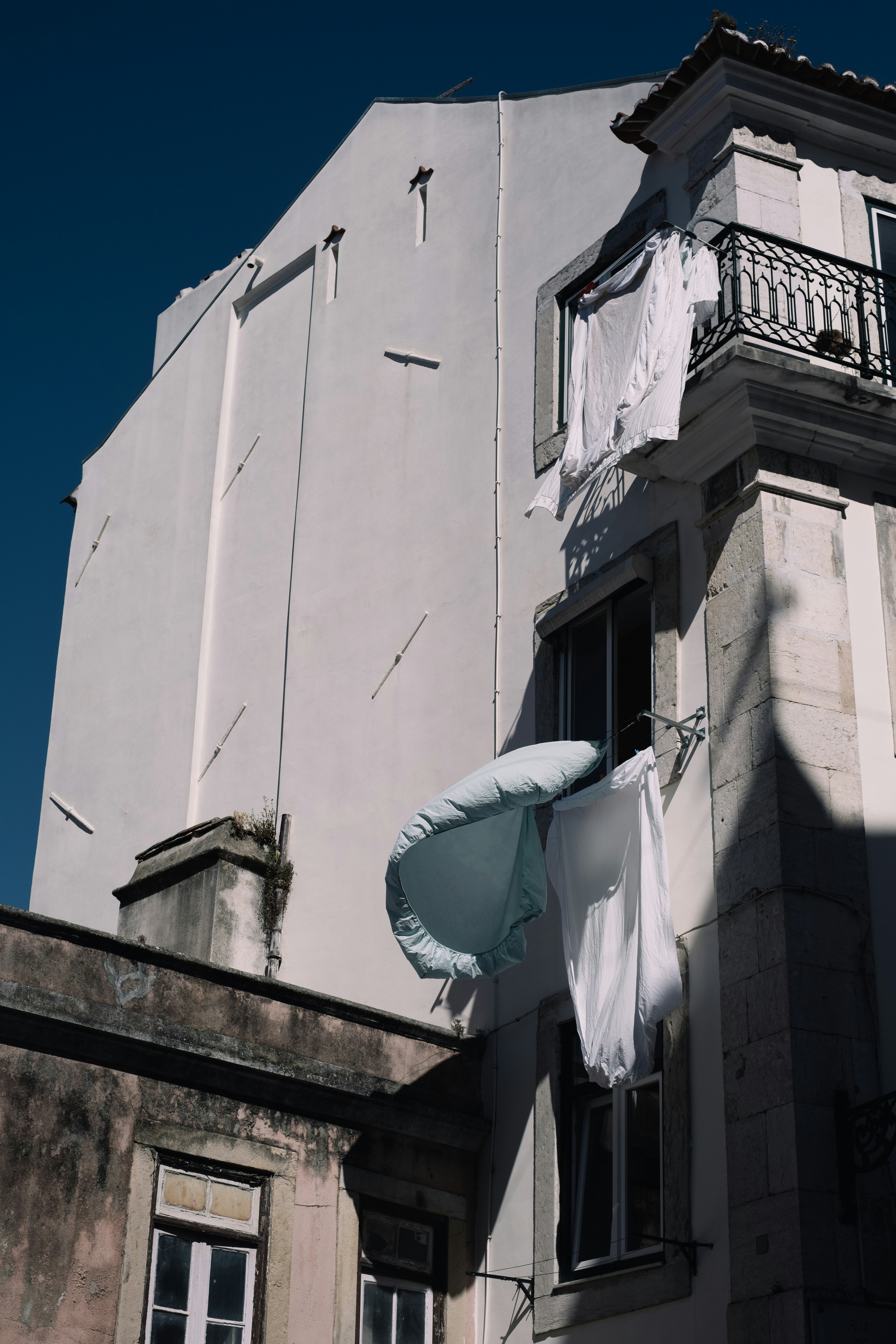 Laundry on the Facade: A Quiet Vertical Portrait of Urban Clerestory and Clothesline