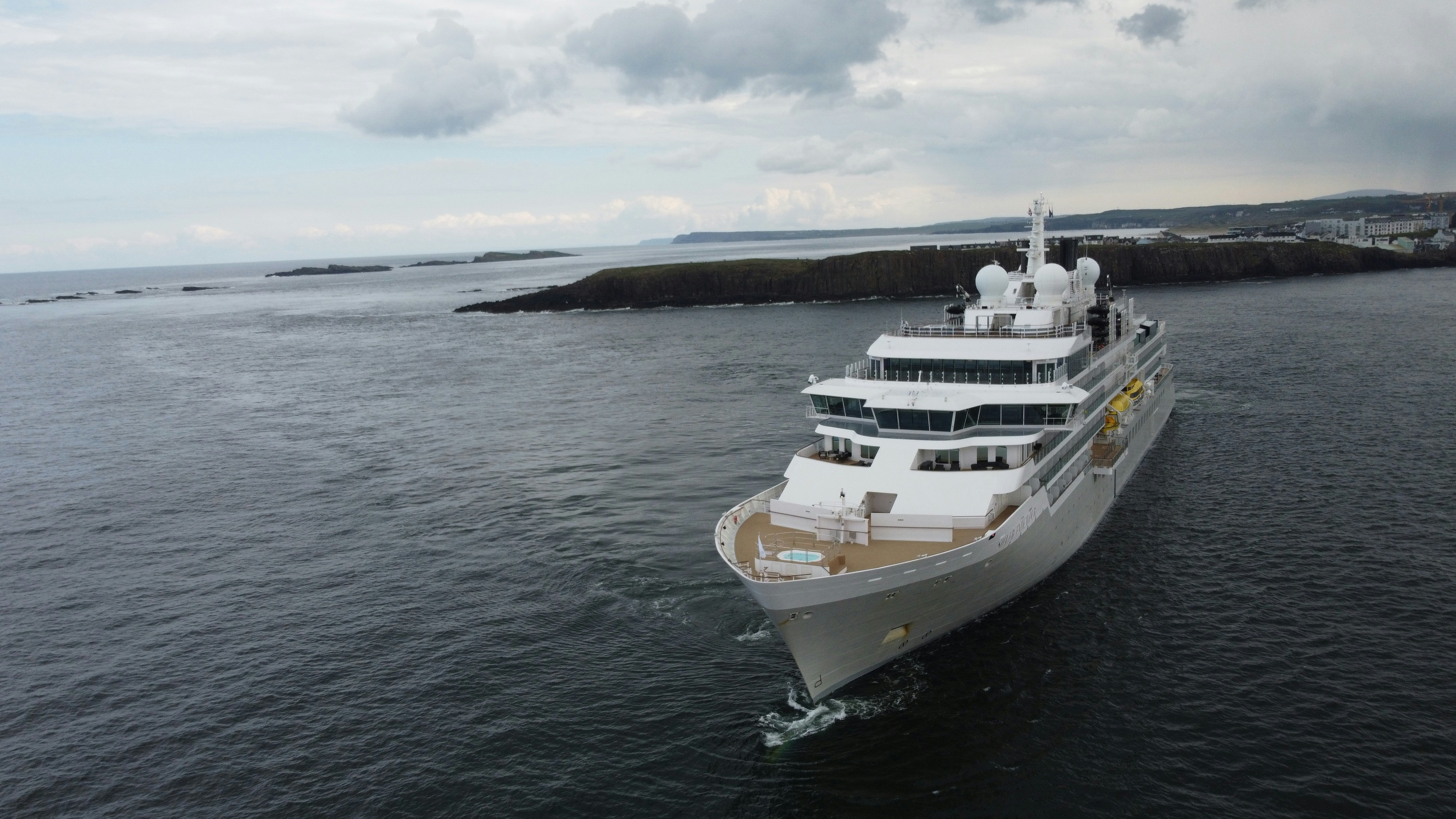 A large white boat floating on top of a body of water photo – Free Boat ...
