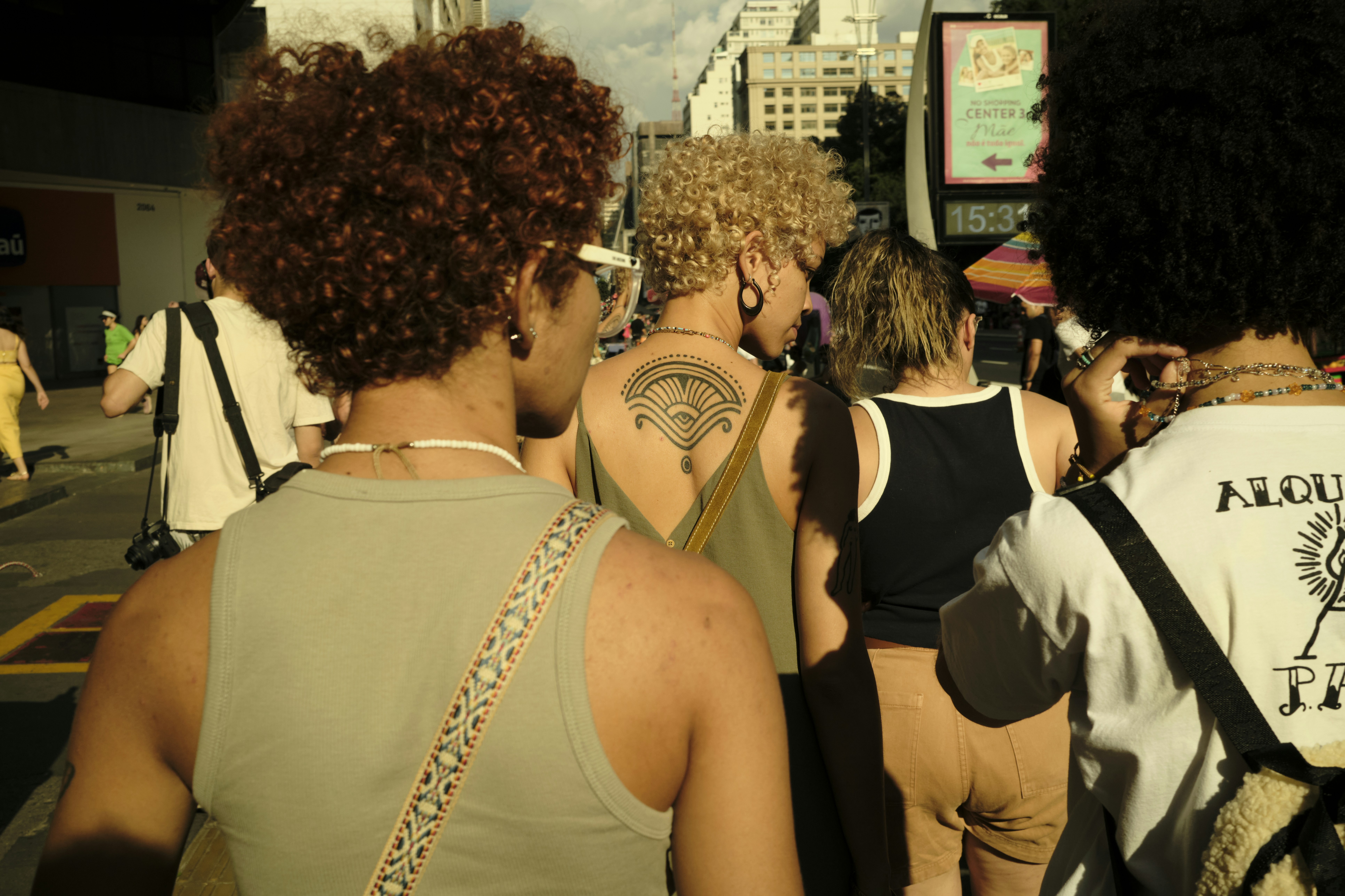 Centerstage Tattoo: A Geometric Back Amid a City Crowd
