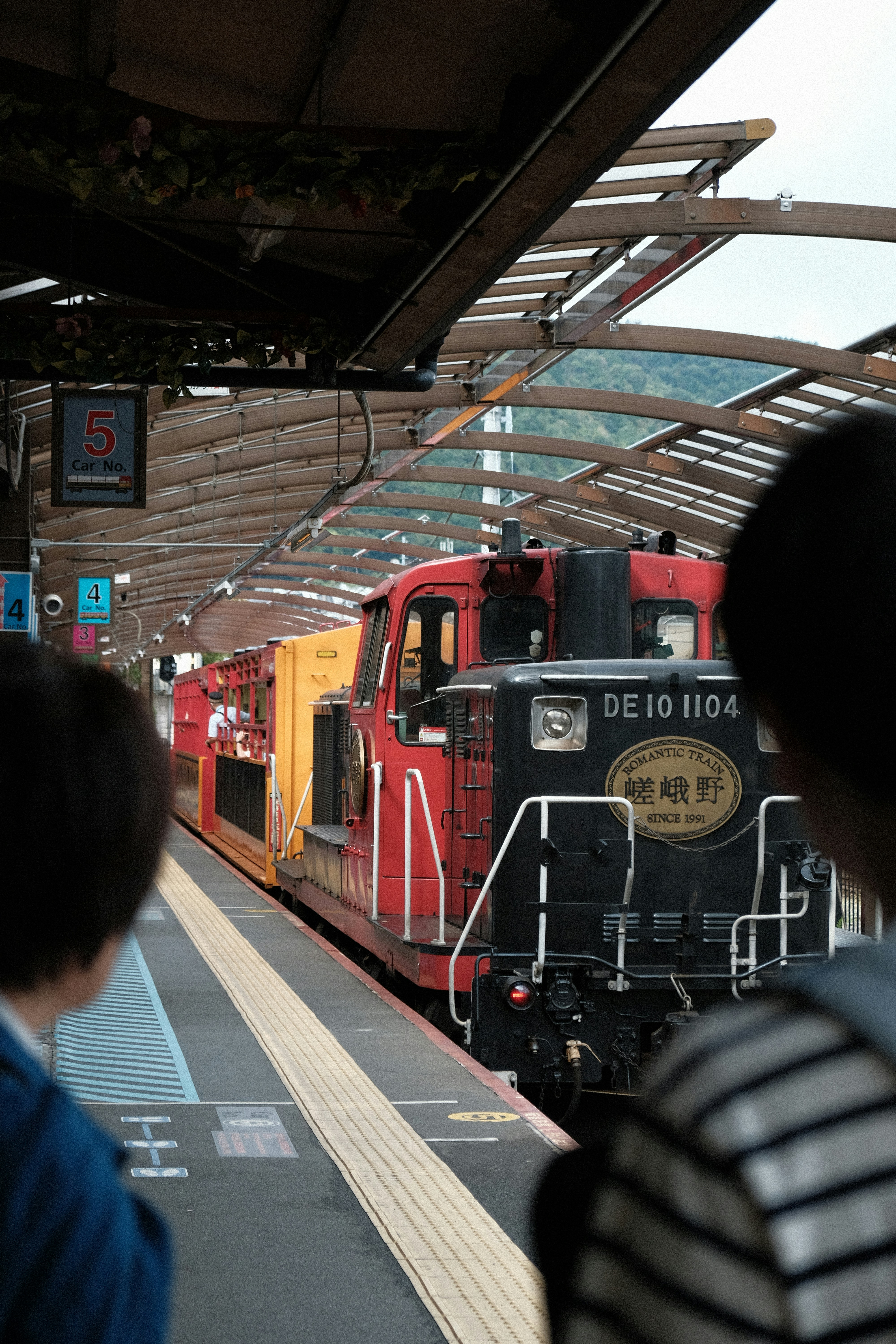 A train pulling into a train station next to a platform photo – Free ...