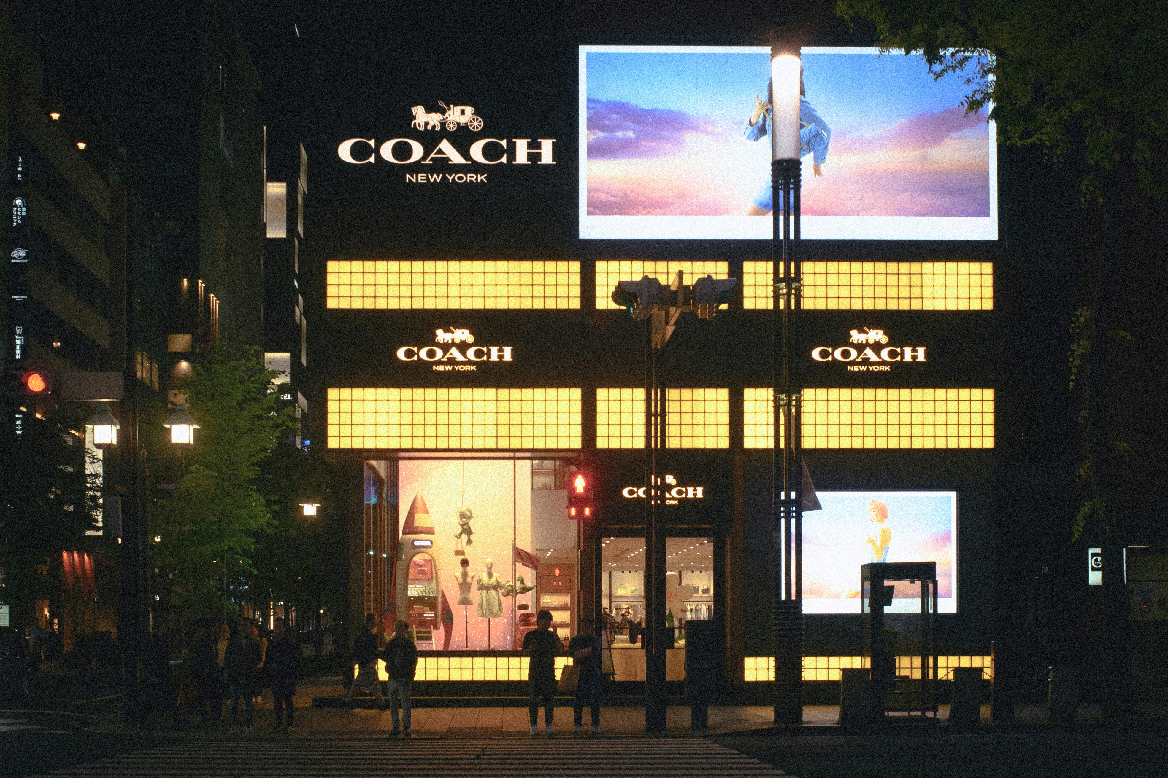 A coach store lit up at night on a city street photo – Free 日本、東京都中央区銀座 ...