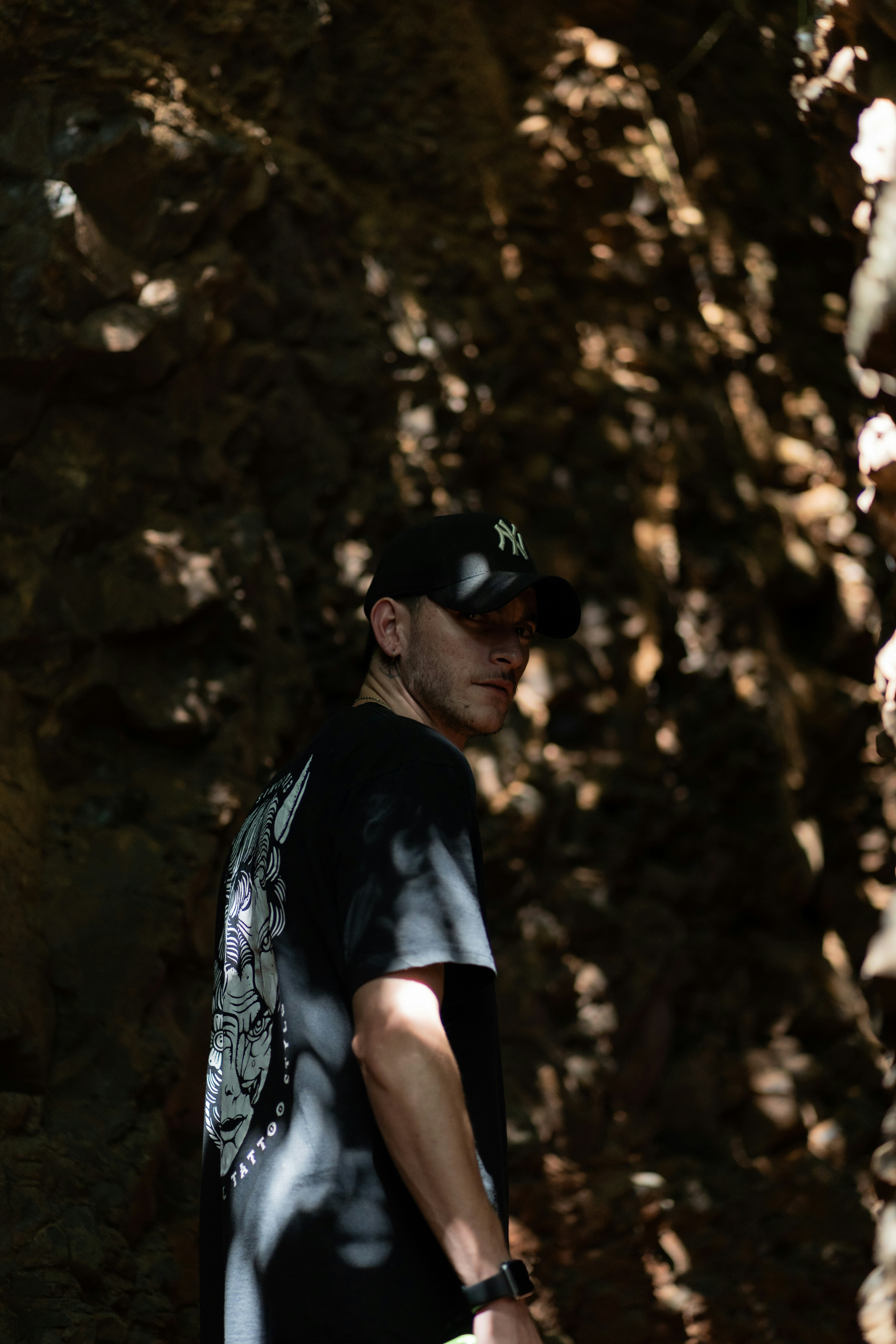 A man holding a frisbee standing next to a tree photo – Free T-shirt ...