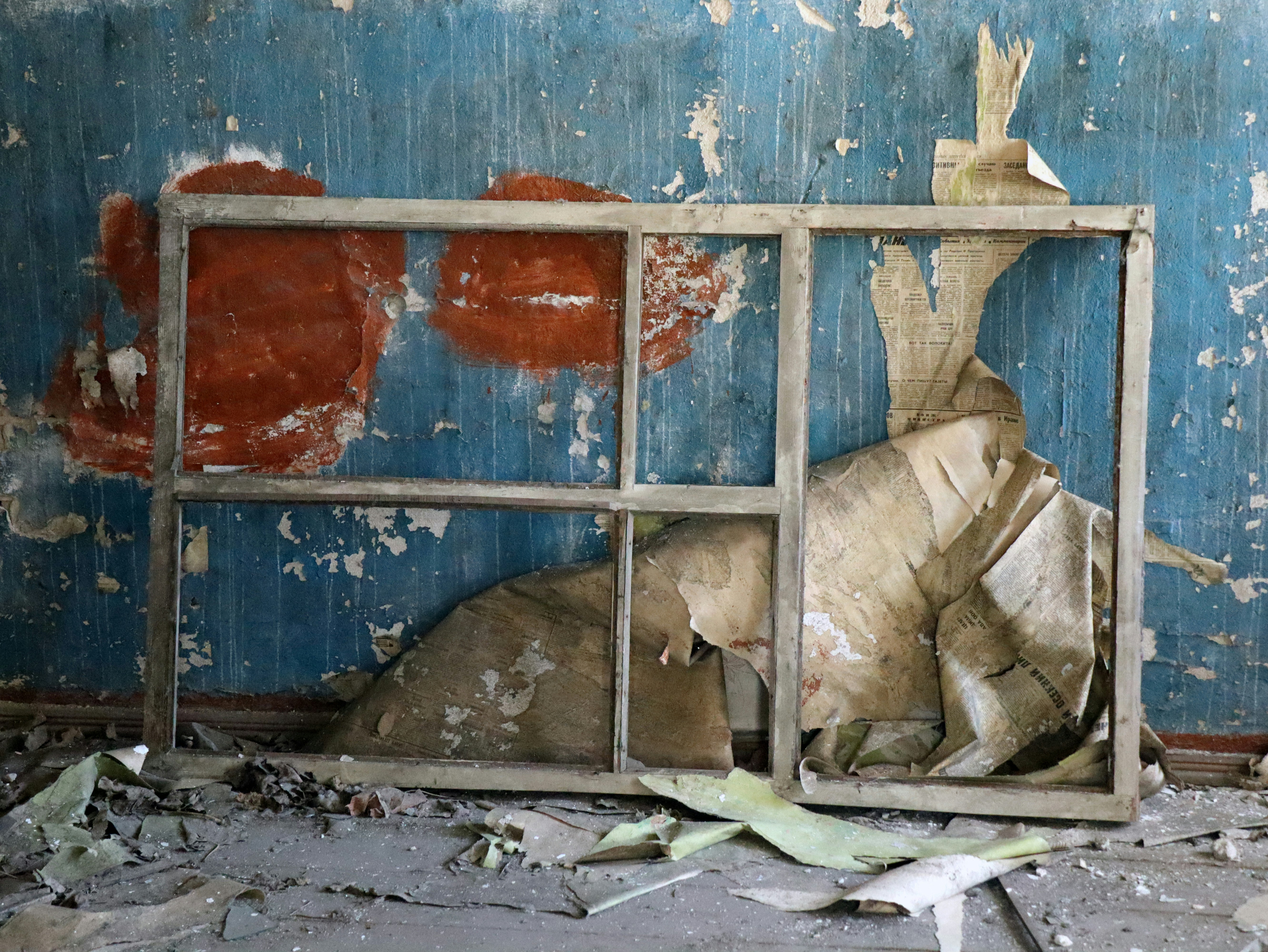 The Frame in Blue Decay: A Silent Geometry of Abandoned Light