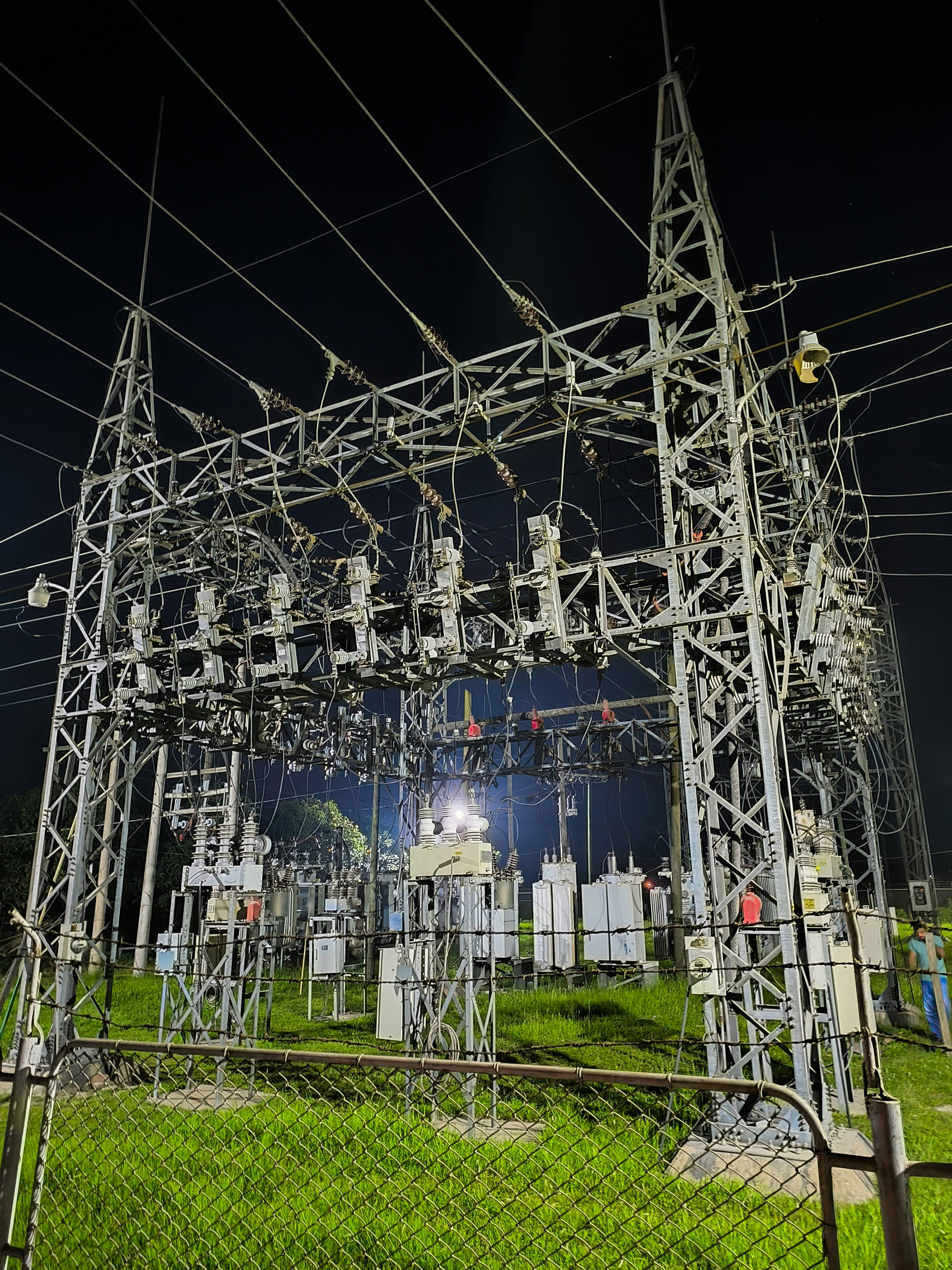 a bunch of power lines that are in the grass