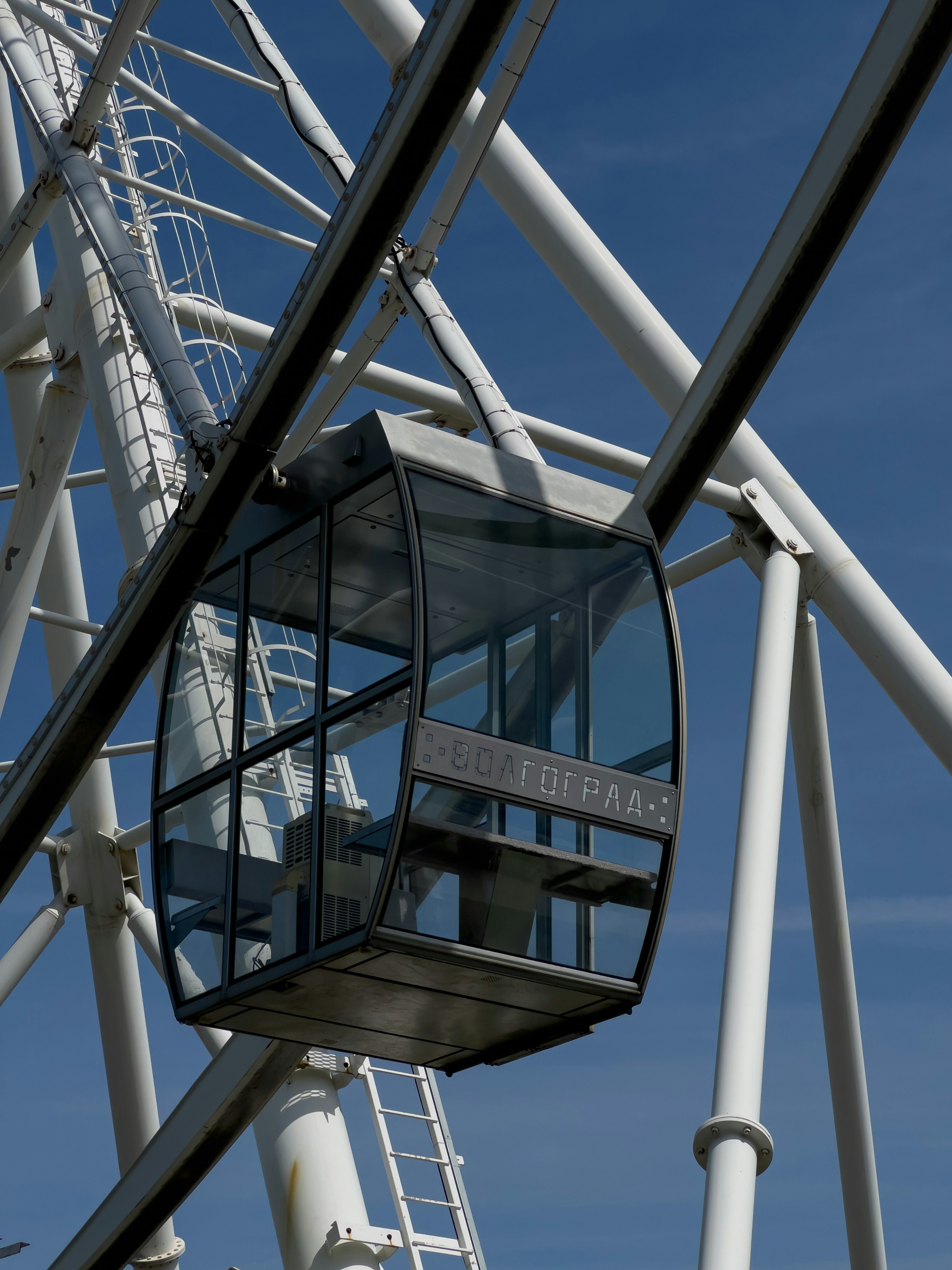 Skybound Capsule: A Glass Ferris Wheel Cabin Braced by White Steel