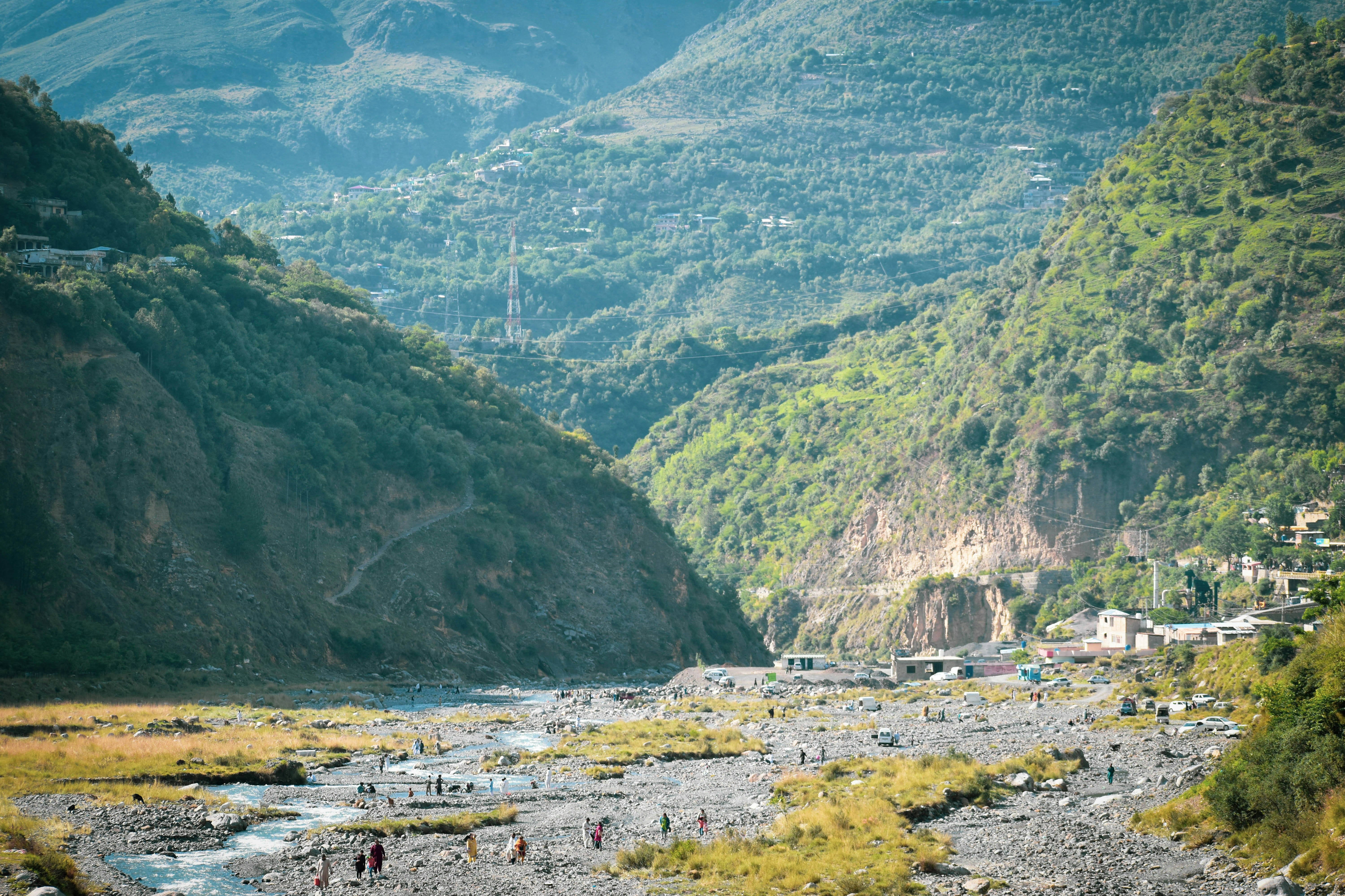 A river flowing through a lush green valley photo – Free Harnoi ...
