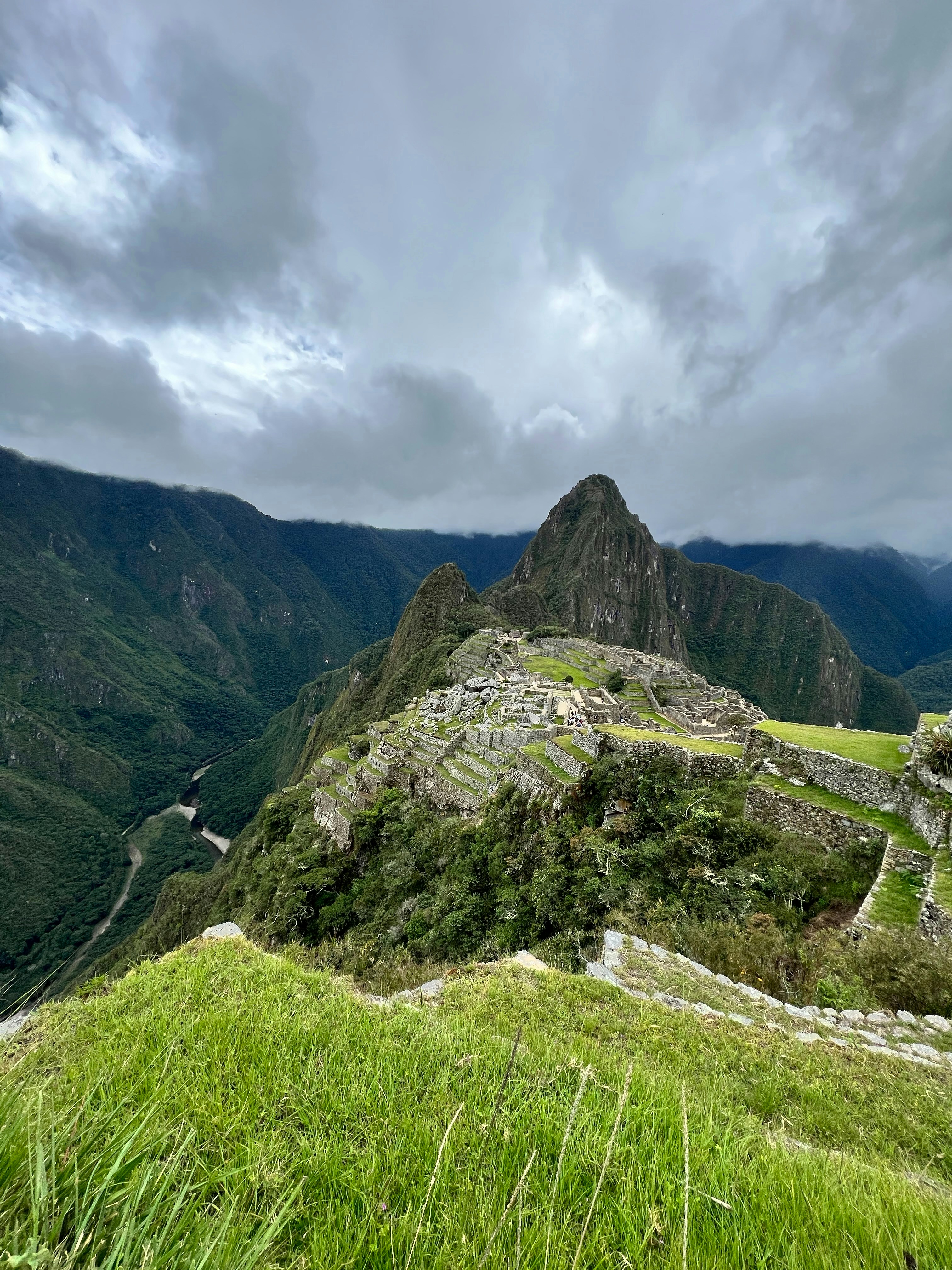 Uma vista de uma montanha com uma área gramada em primeiro plano foto ...