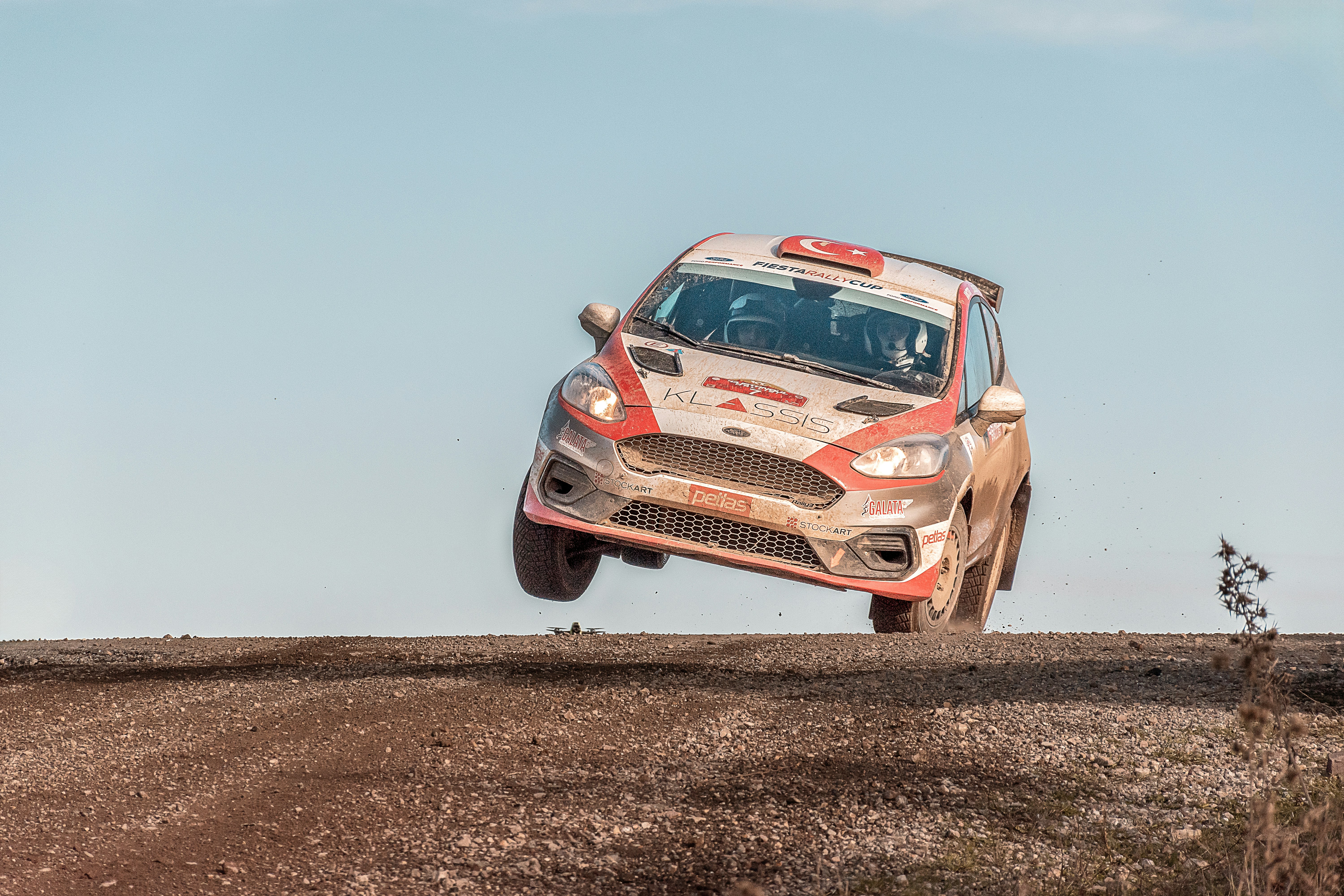 A rally car jumping over a dirt road photo – Free Şile Image on Unsplash