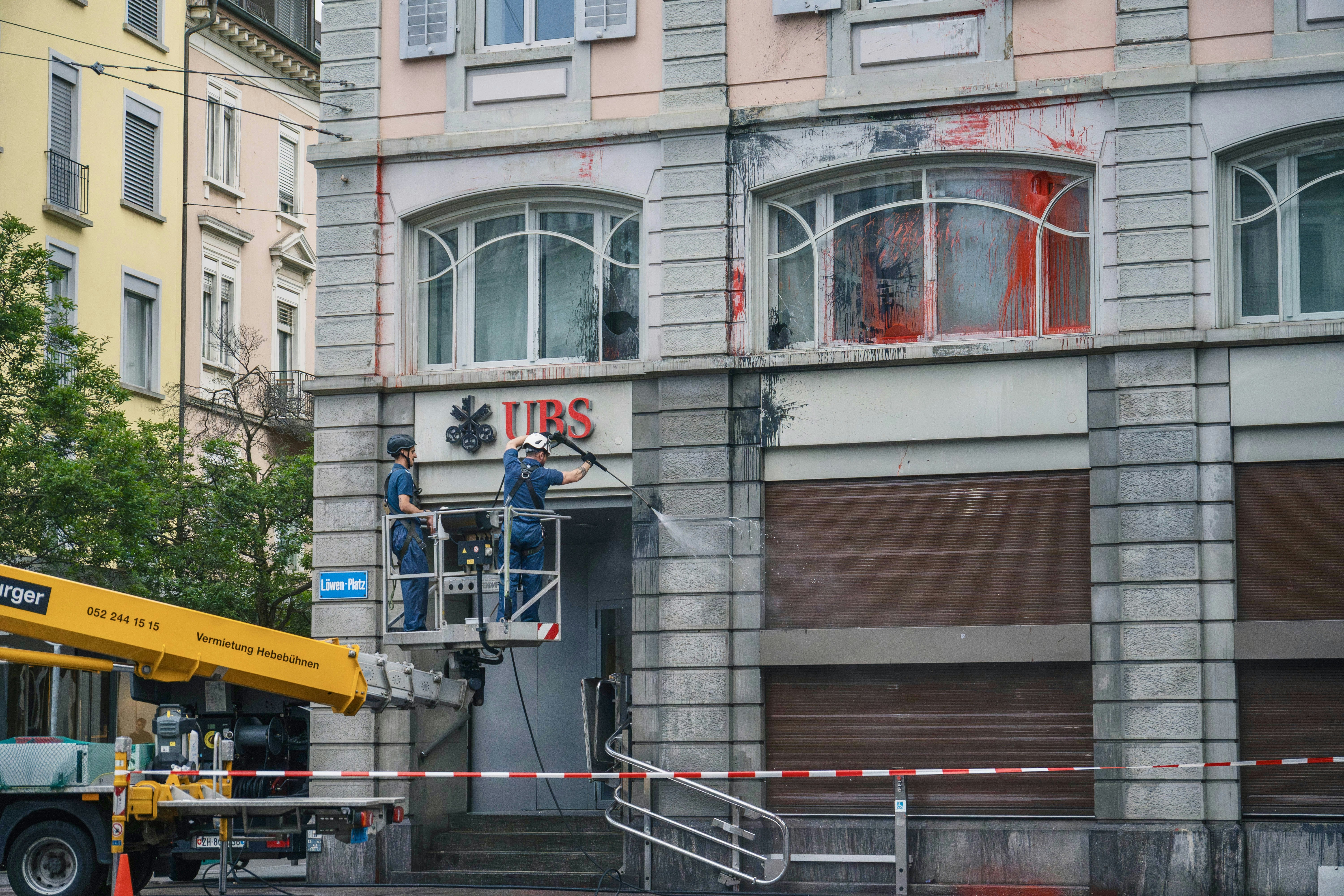 Foto Seorang pria berdiri di lift di depan sebuah gedung – Gambar Swiss ...