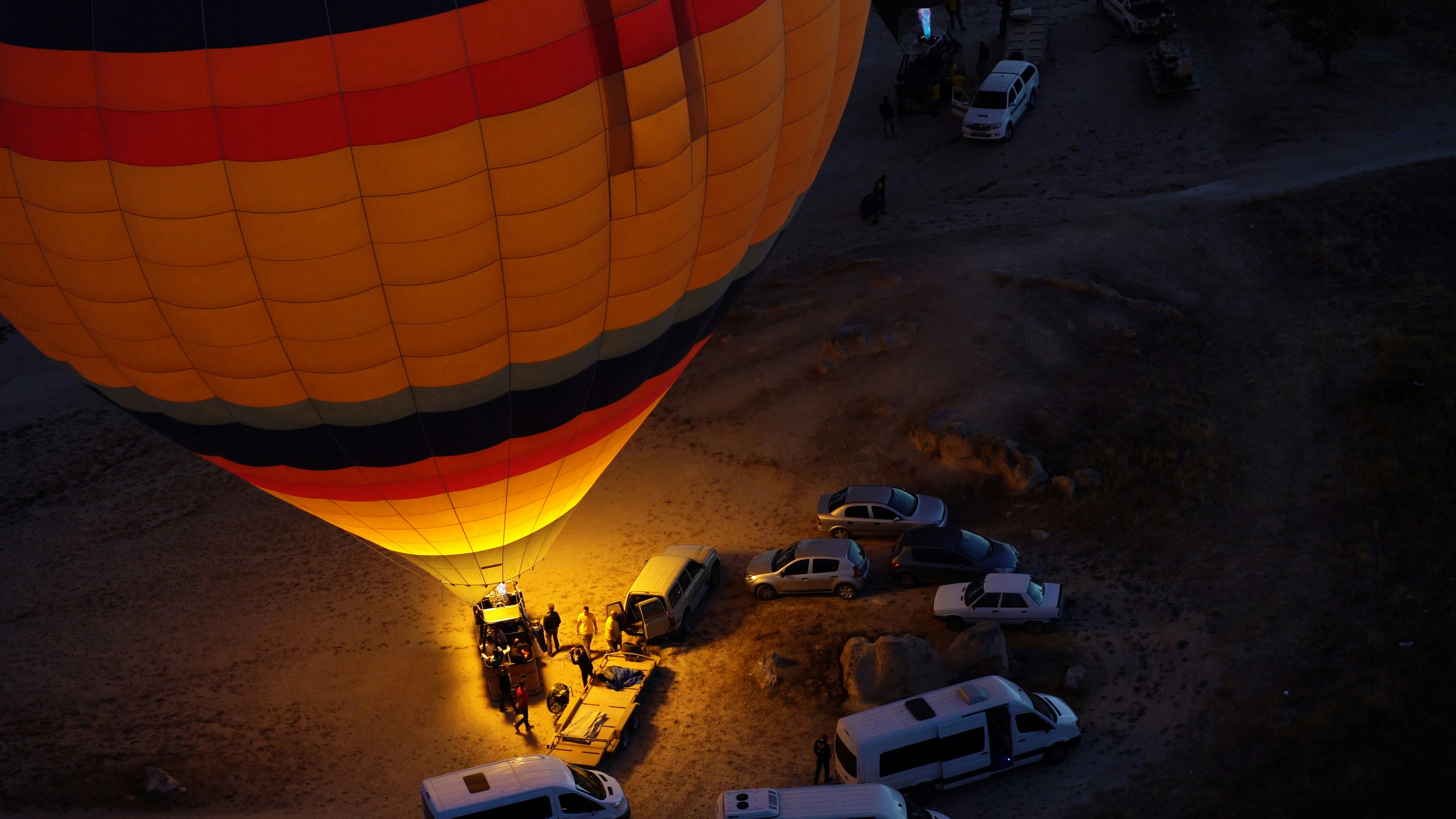 Foto Balon udara besar yang diangkat oleh derek – Gambar Mobil Gratis ...