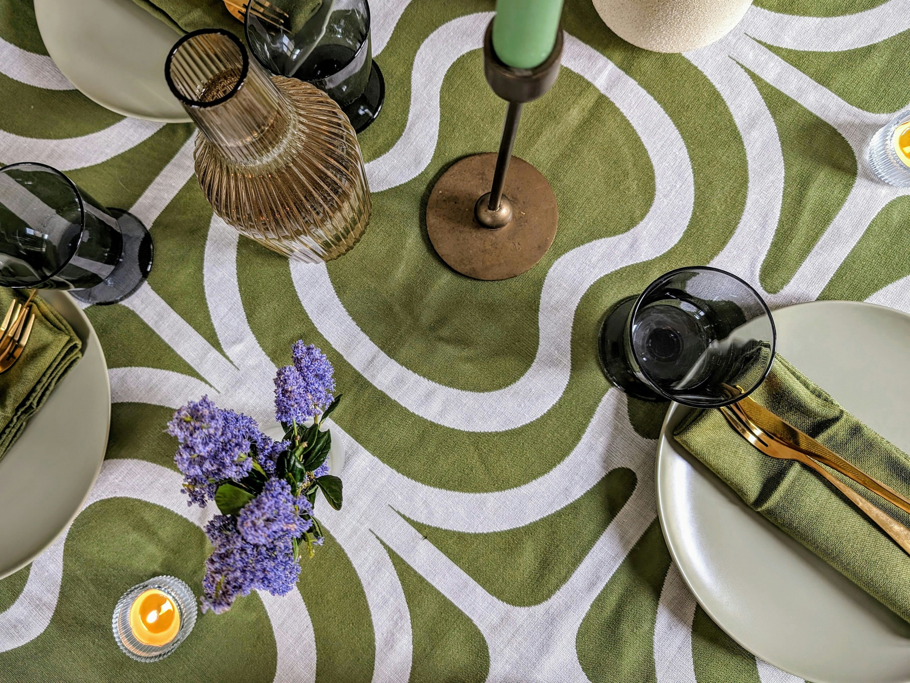 Ein Tisch mit Tellern und Gläsern auf einem Tisch Foto – Kostenloses ...