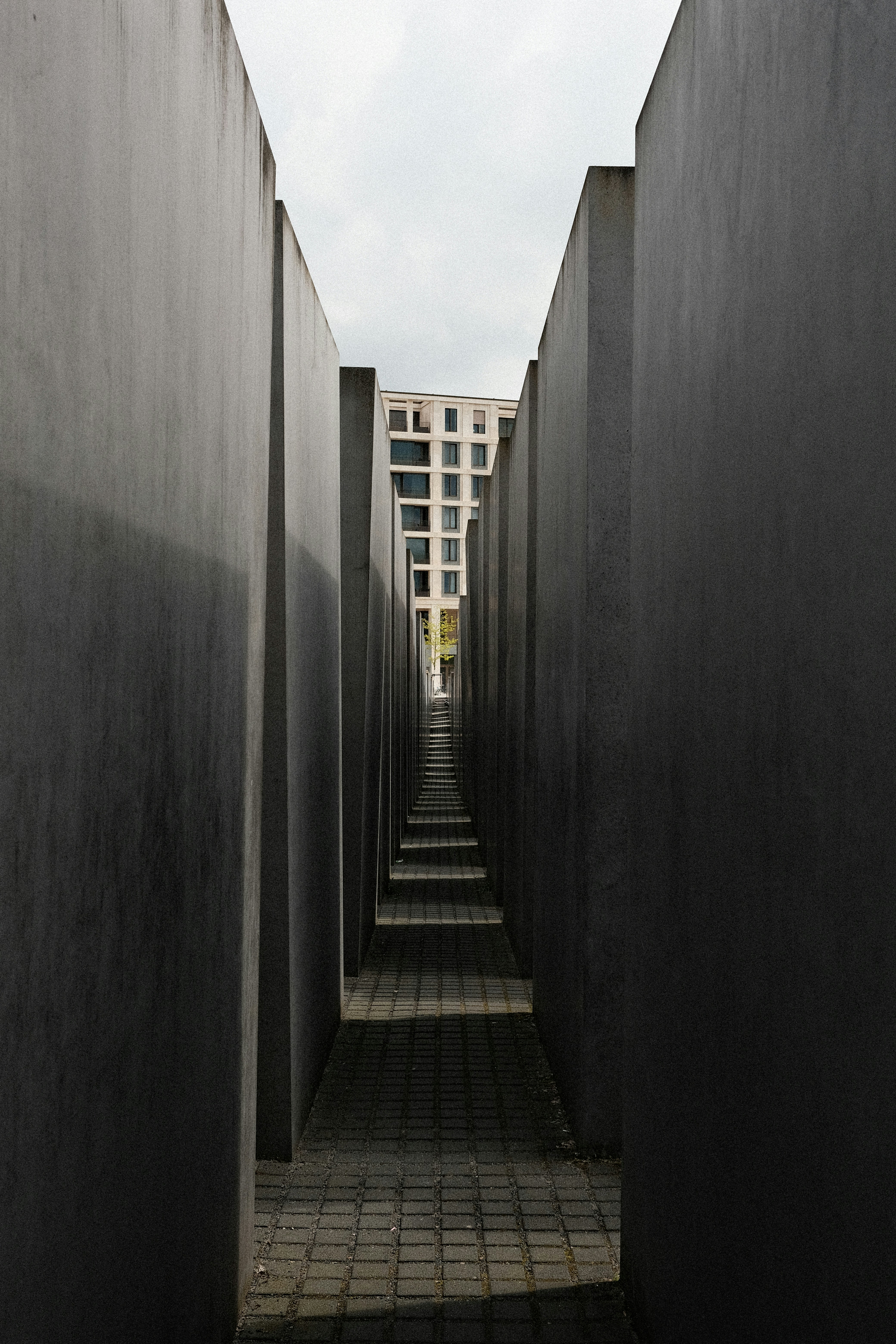 A long narrow walkway between two buildings photo – Free City Image on ...