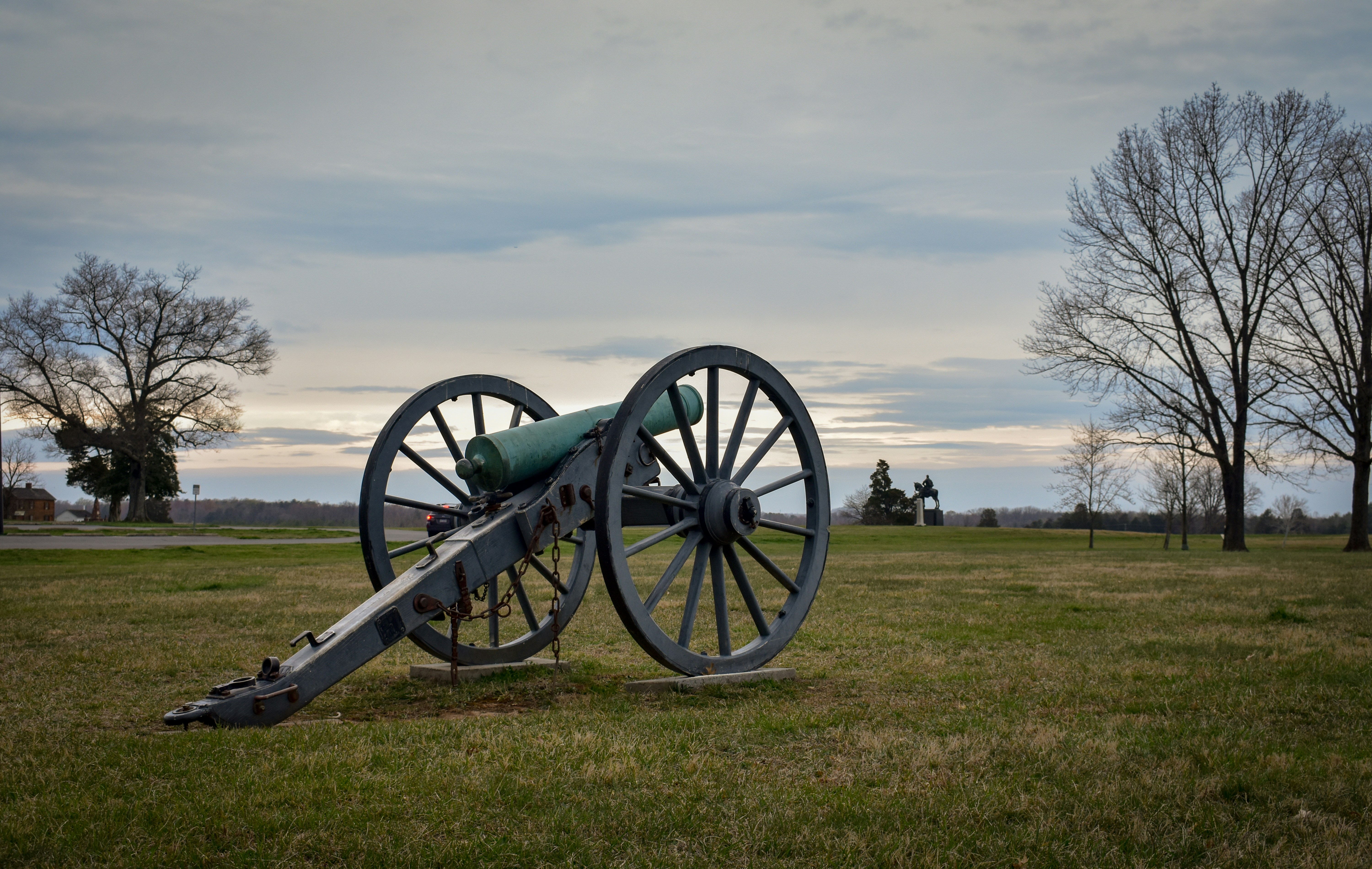 A cannon sitting on top of a grass covered field photo – Free Manassas ...