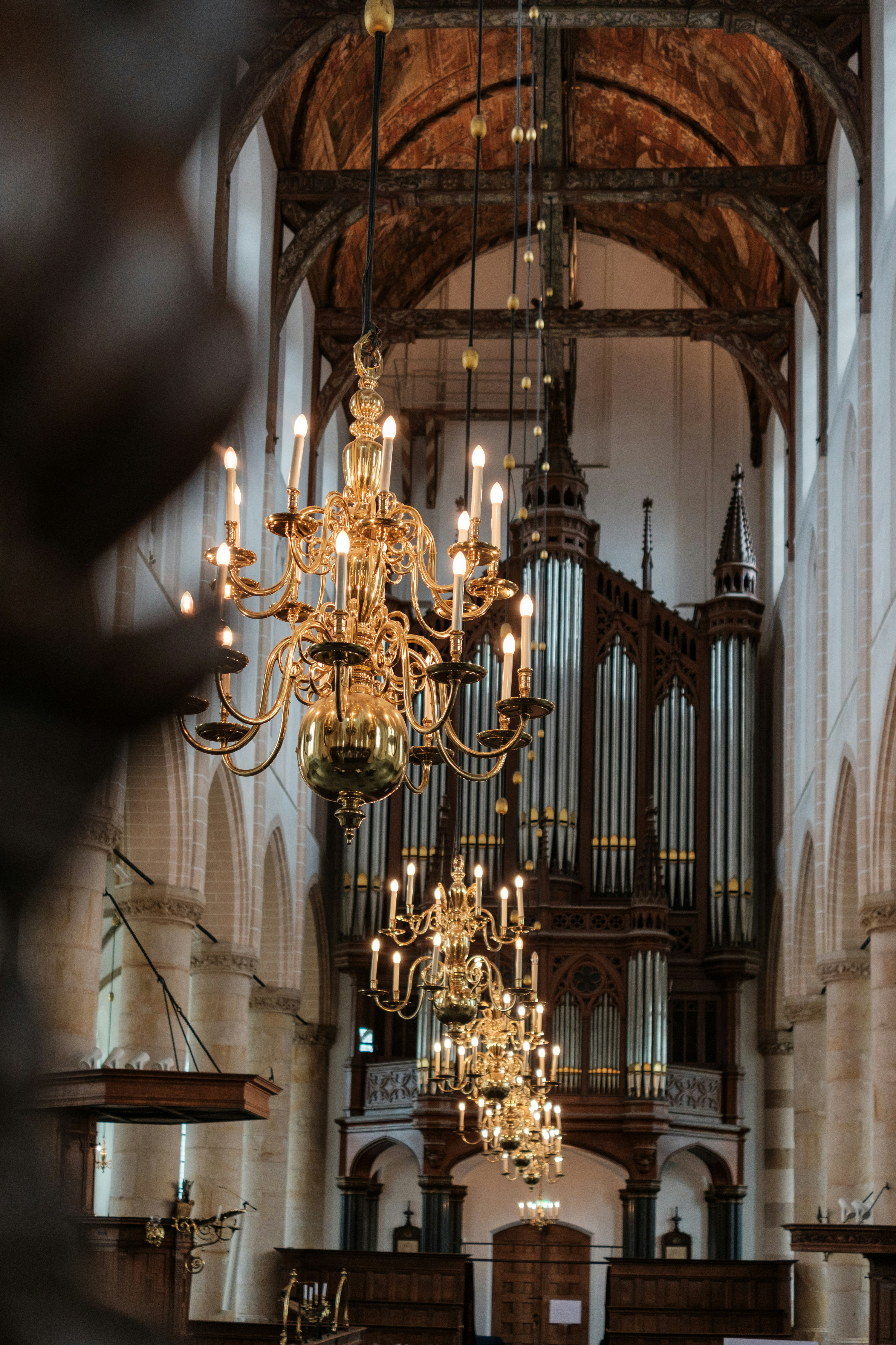Un candelabro que cuelga del techo de una iglesia foto – Imagen de ...