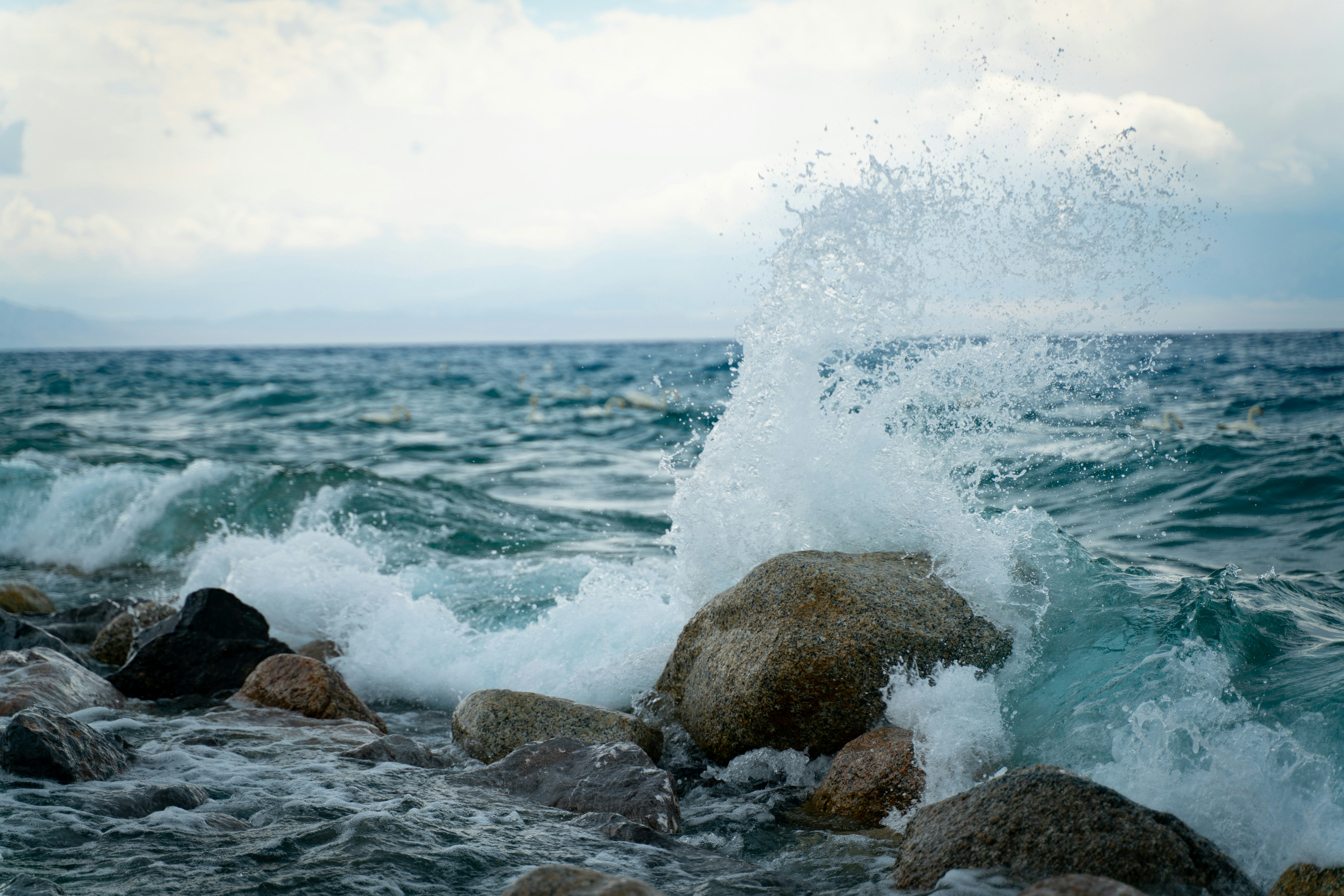 A wave hitting on rocks in the ocean photo – Free Sea Image on Unsplash