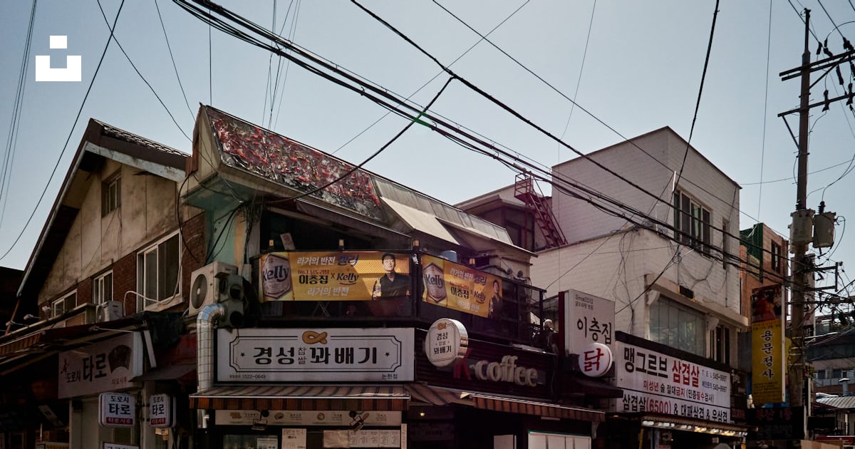 건물이 있고 그 앞에 자전거가 주차되어 있는 길모퉁이 사진 Unsplash의 무료 서울 이미지