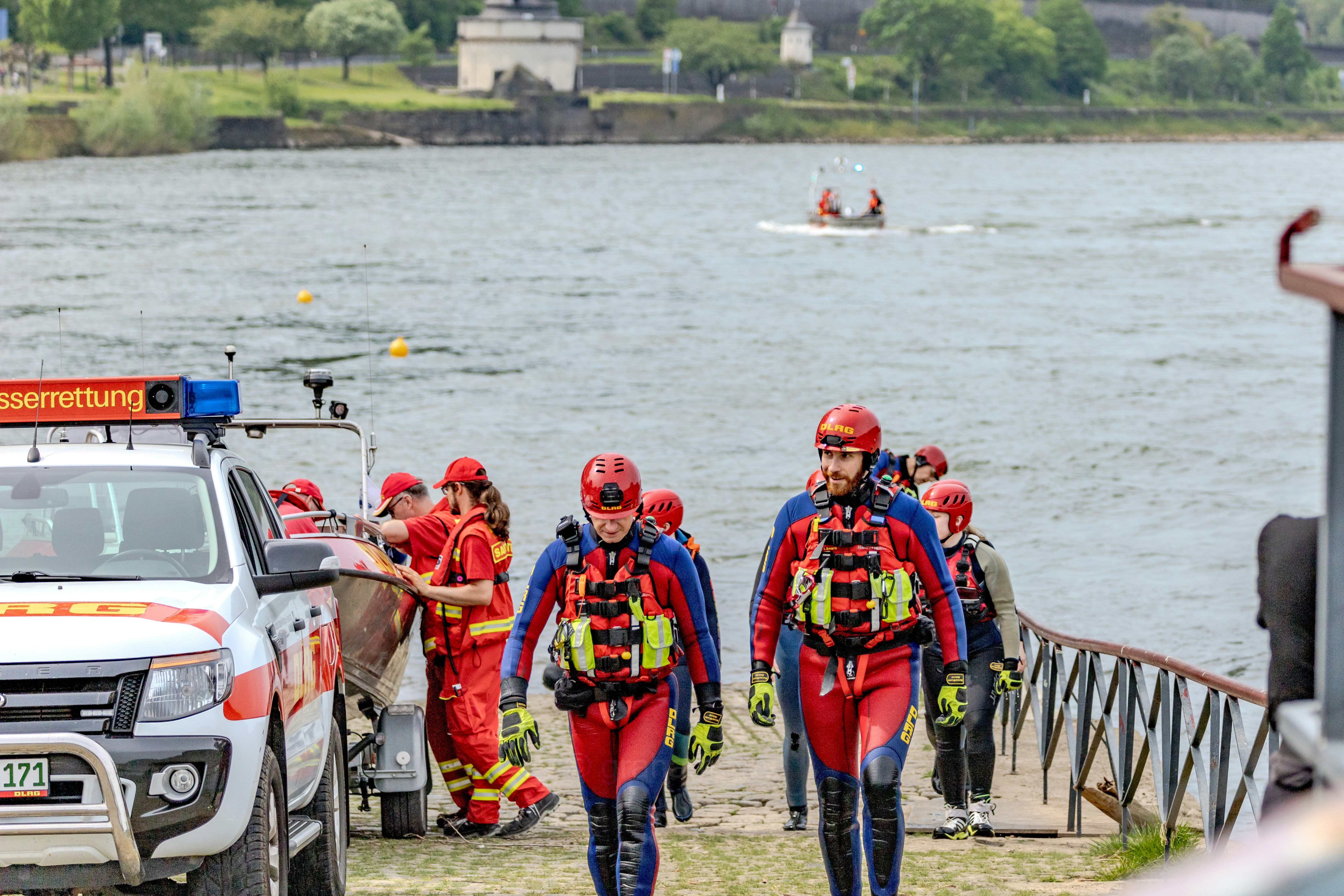 A group of rescue workers walking towards a boat photo – Free Andernach ...
