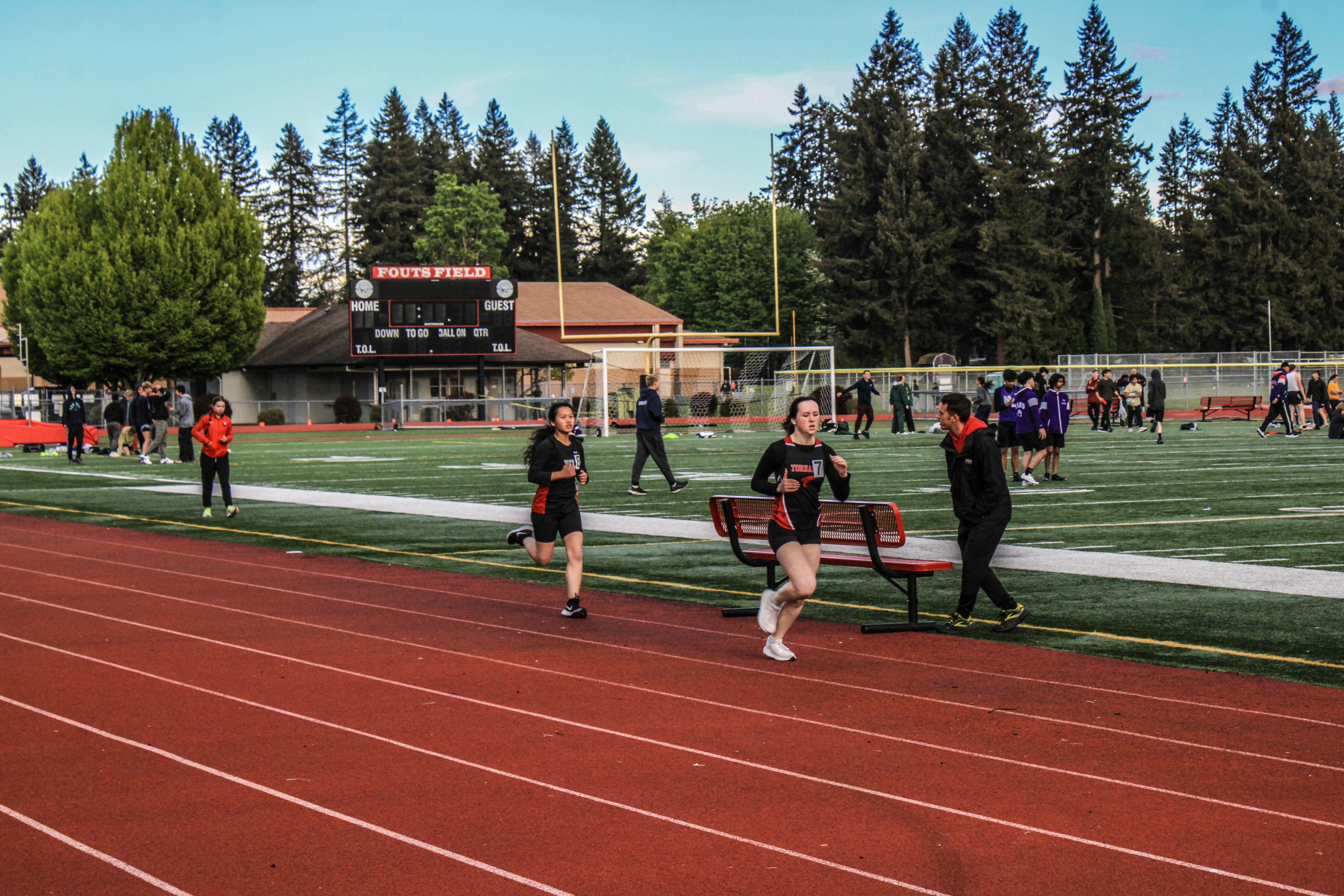 A group of people running on a track photo – Free Olympia Image on Unsplash