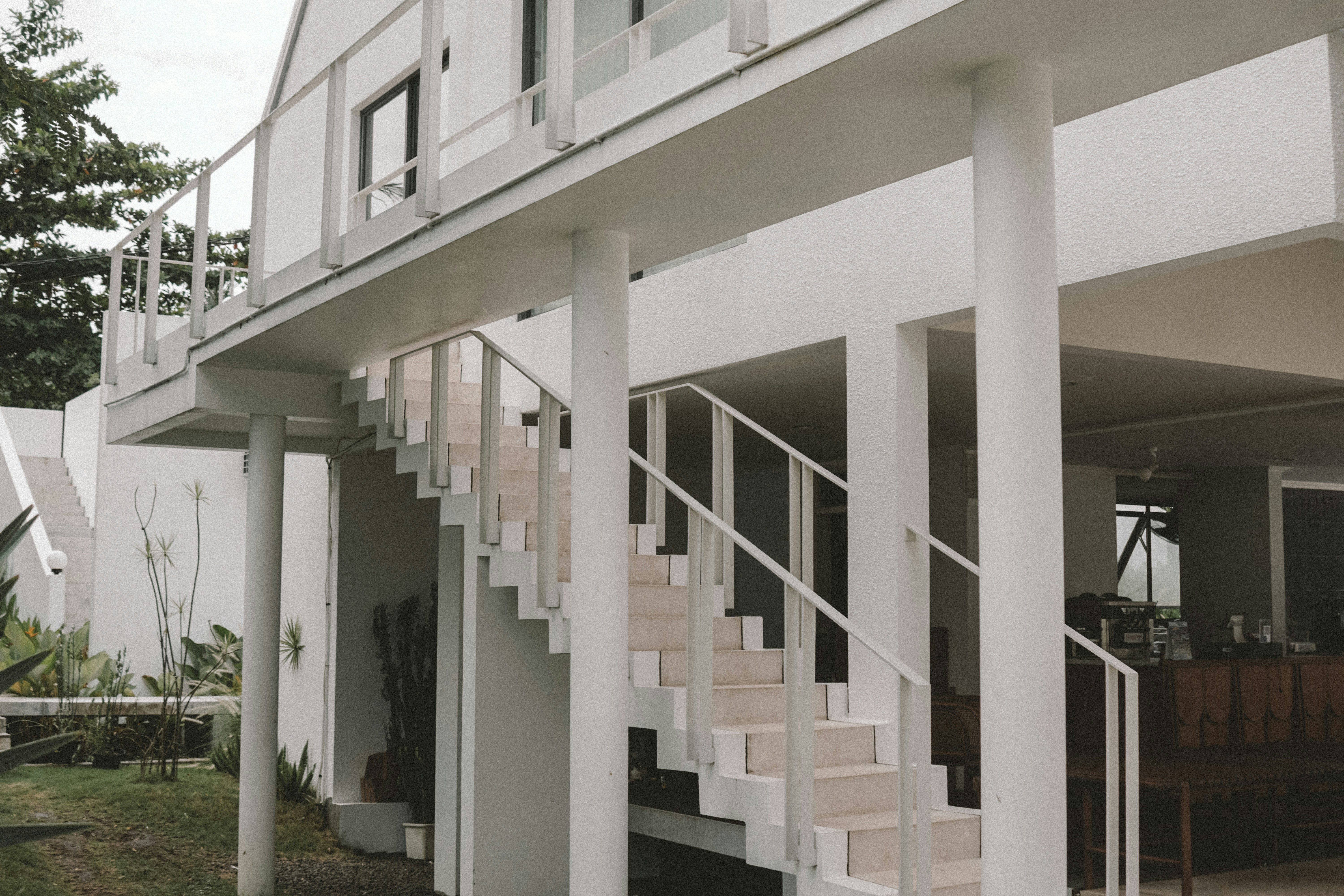 Une maison blanche avec un escalier qui y mène photo – Image gratuite ...
