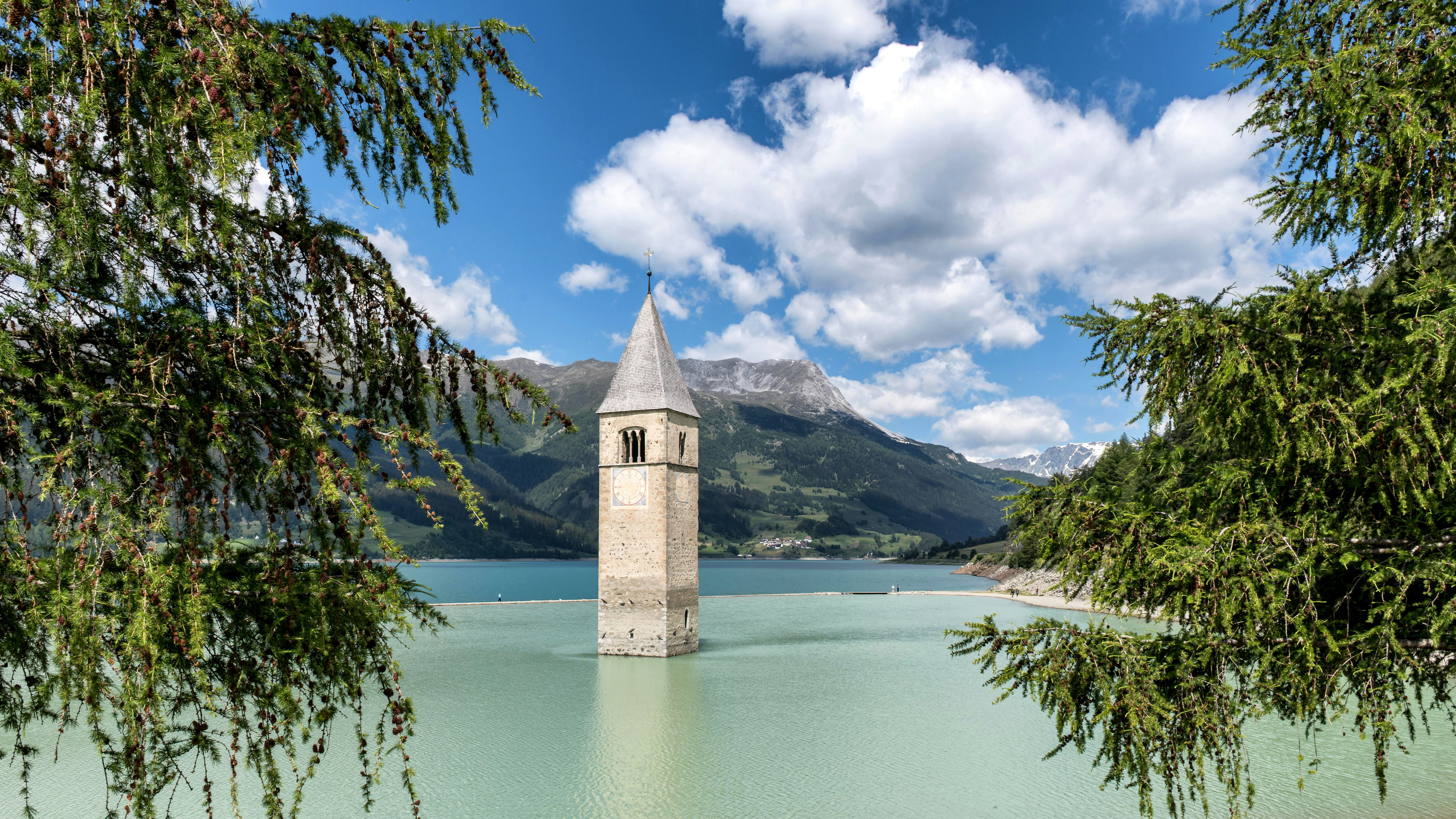 A clock tower sitting in the middle of a lake photo – Free Italien ...