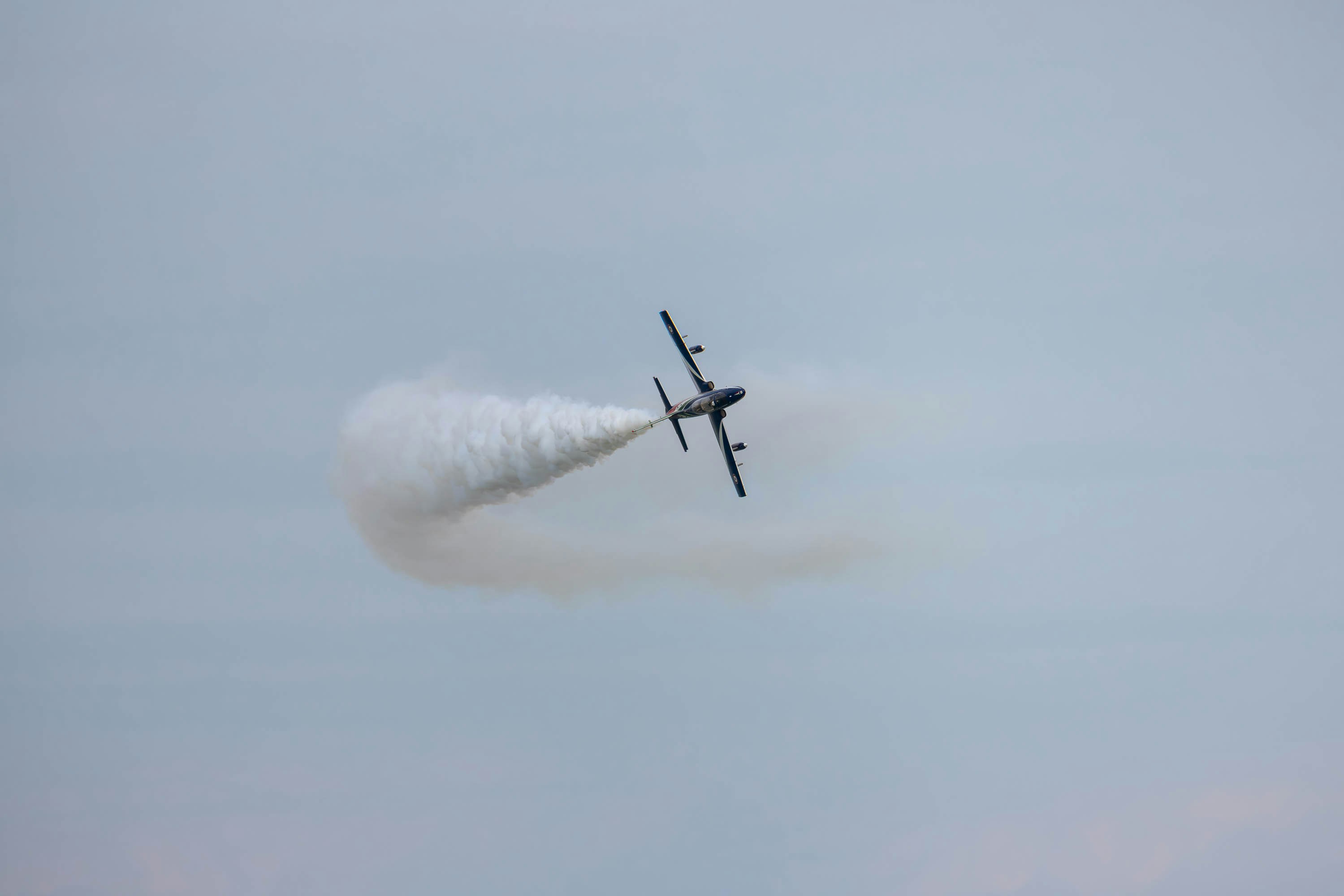 Una avioneta volando a través de un cielo azul nublado foto – Imagen de ...