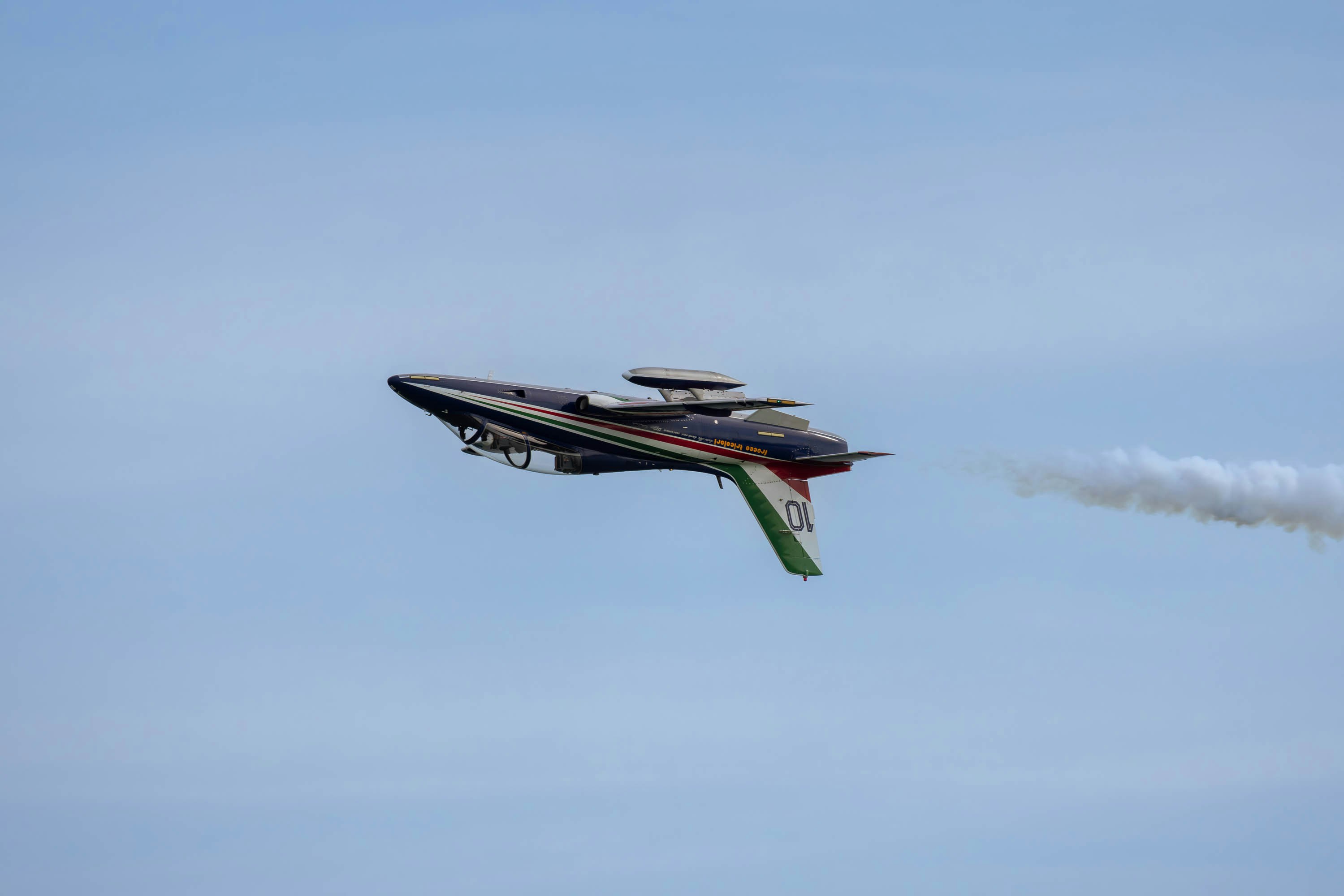 Foto Una avioneta volando en el aire con una estela de humo detrás de ...
