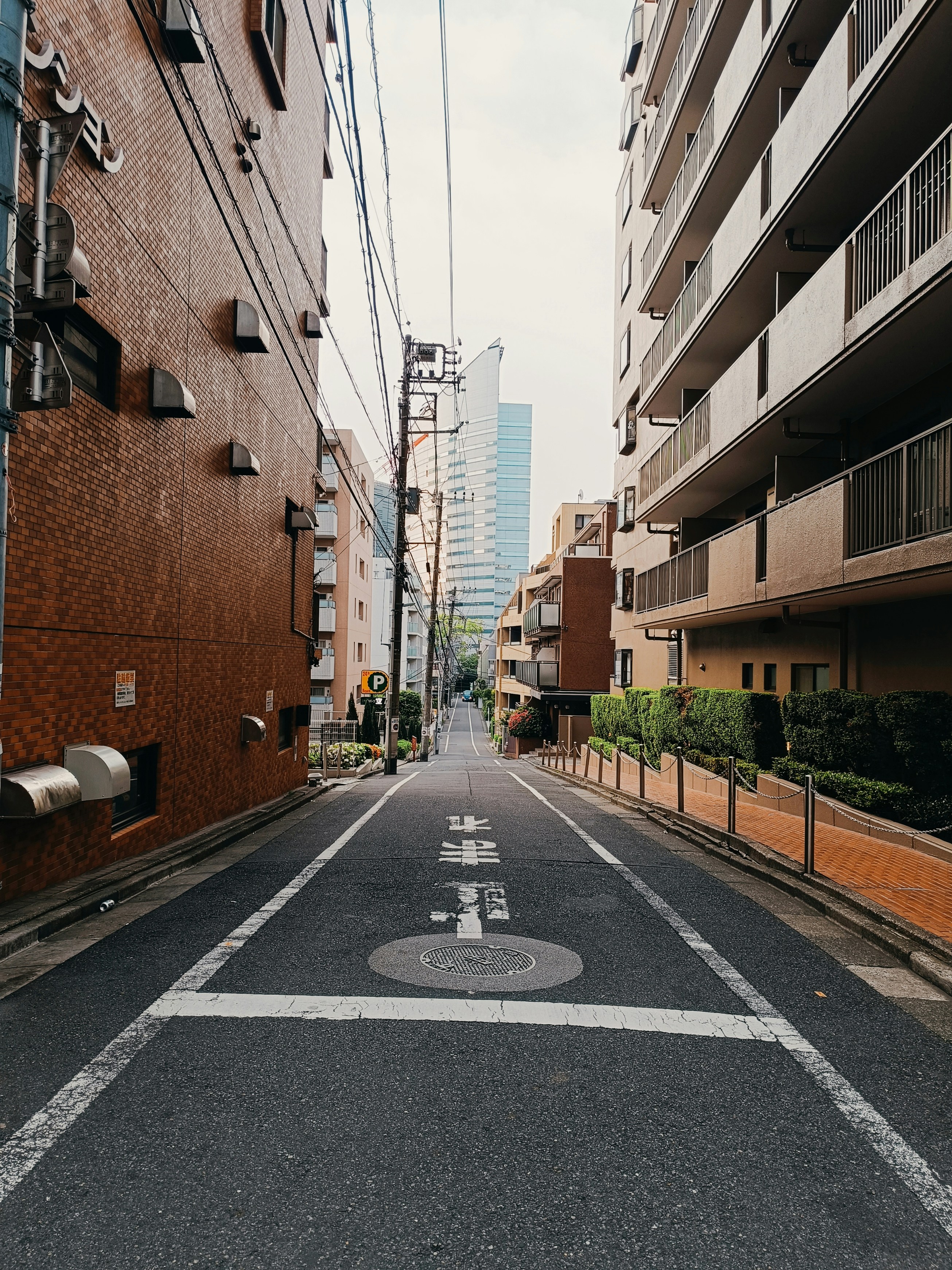 An empty city street with buildings in the background photo – Free ...