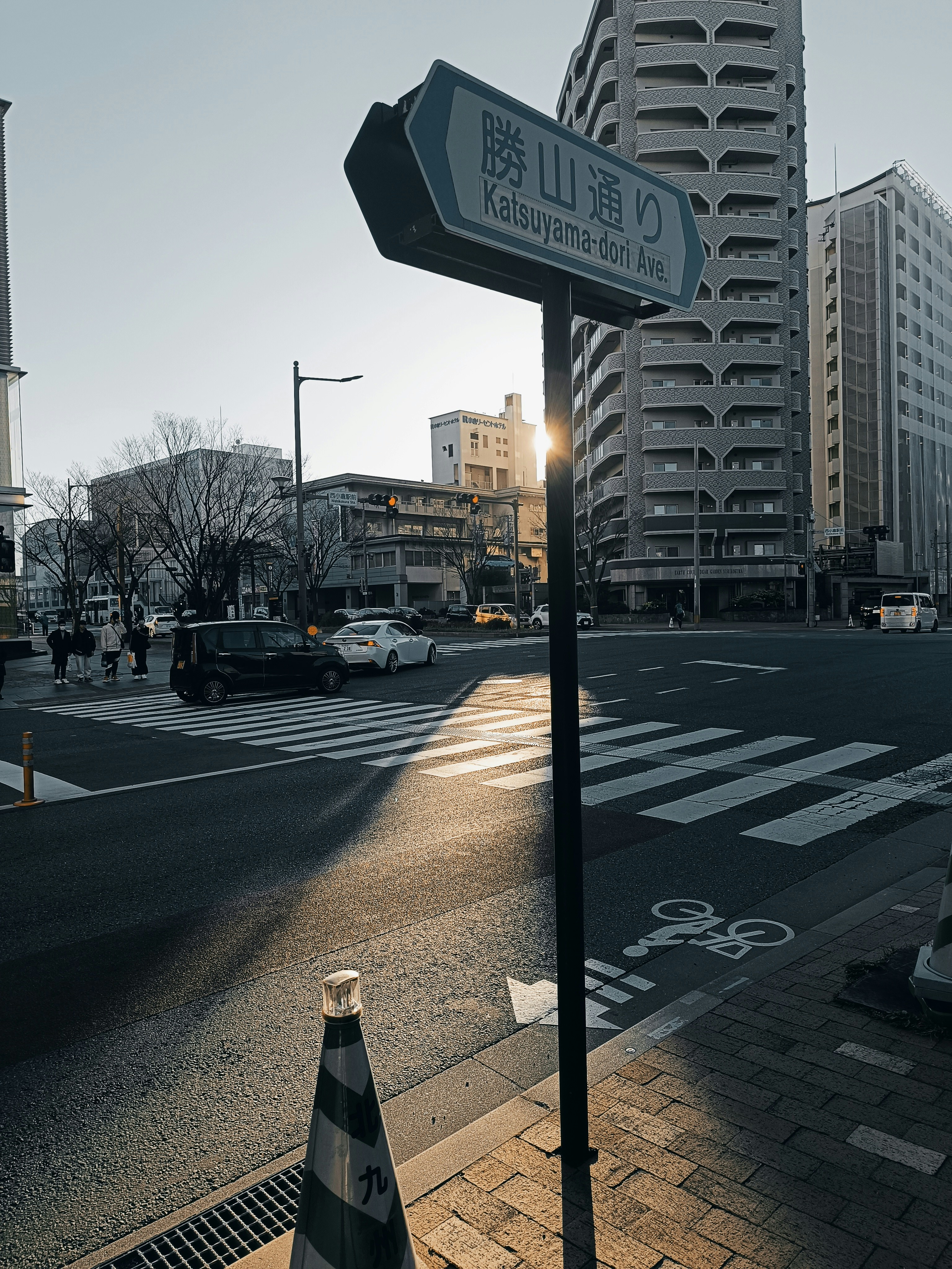 A street sign sitting on the side of a road photo – Free Travel Image ...