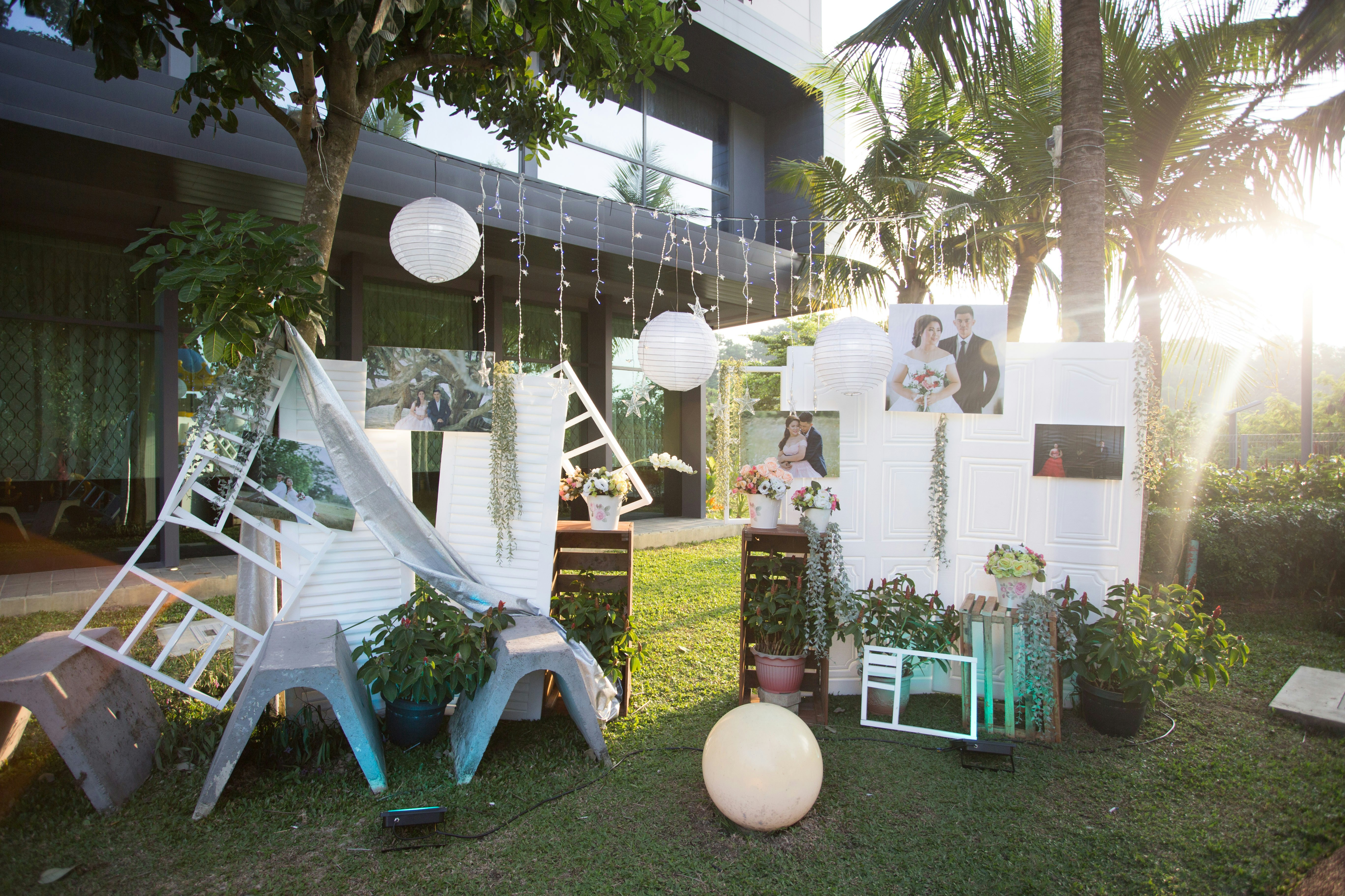 Sunlit Studio Garden: Floaty Ornaments and Photo Wall in a Dreamy Outdoor Setup