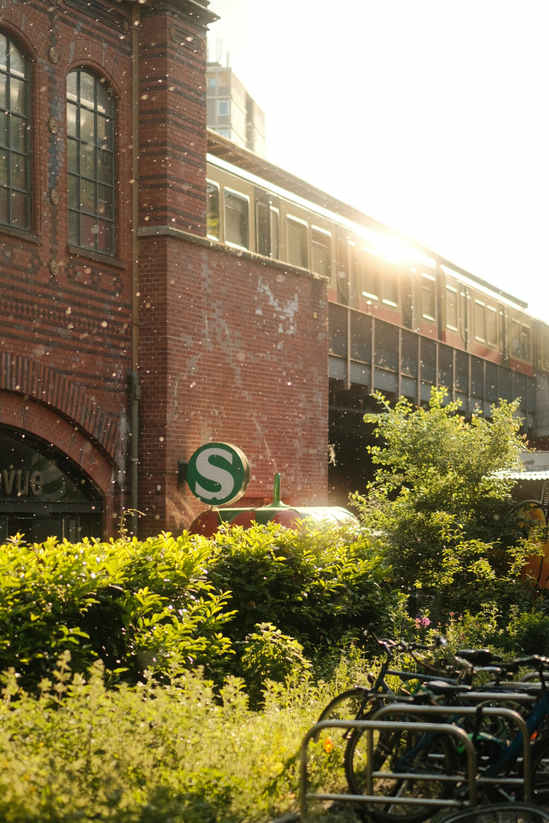 A train is passing by a brick building photo – Free Pollen Image on ...