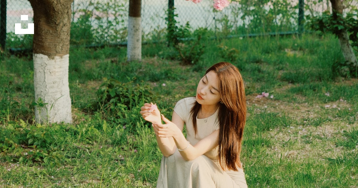 나무 옆 풀밭에 앉아 있는 여자 사진 Unsplash의 무료 사람의 이미지