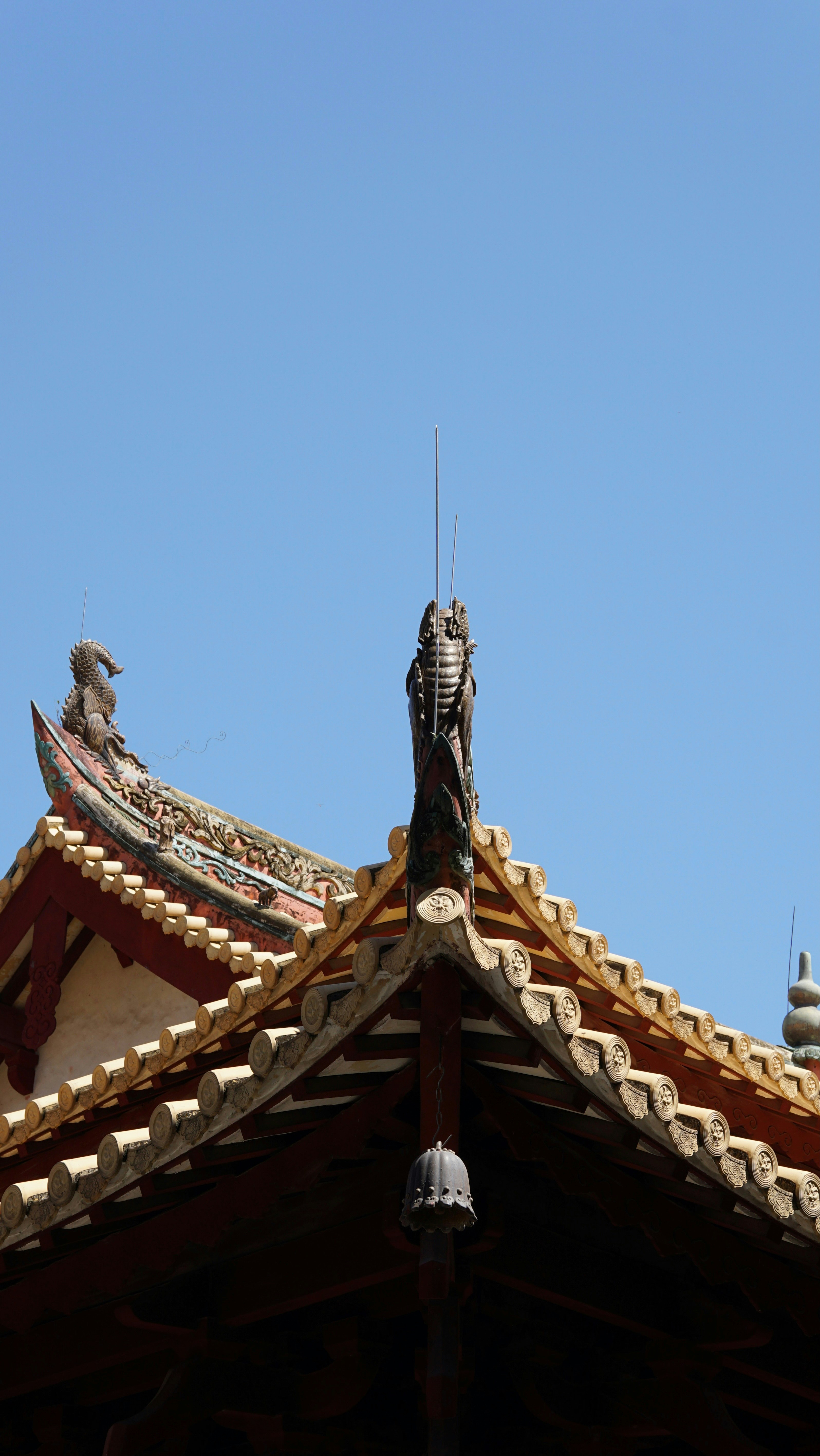 A roof with a weather vane on top of it photo – Free Building Image on ...
