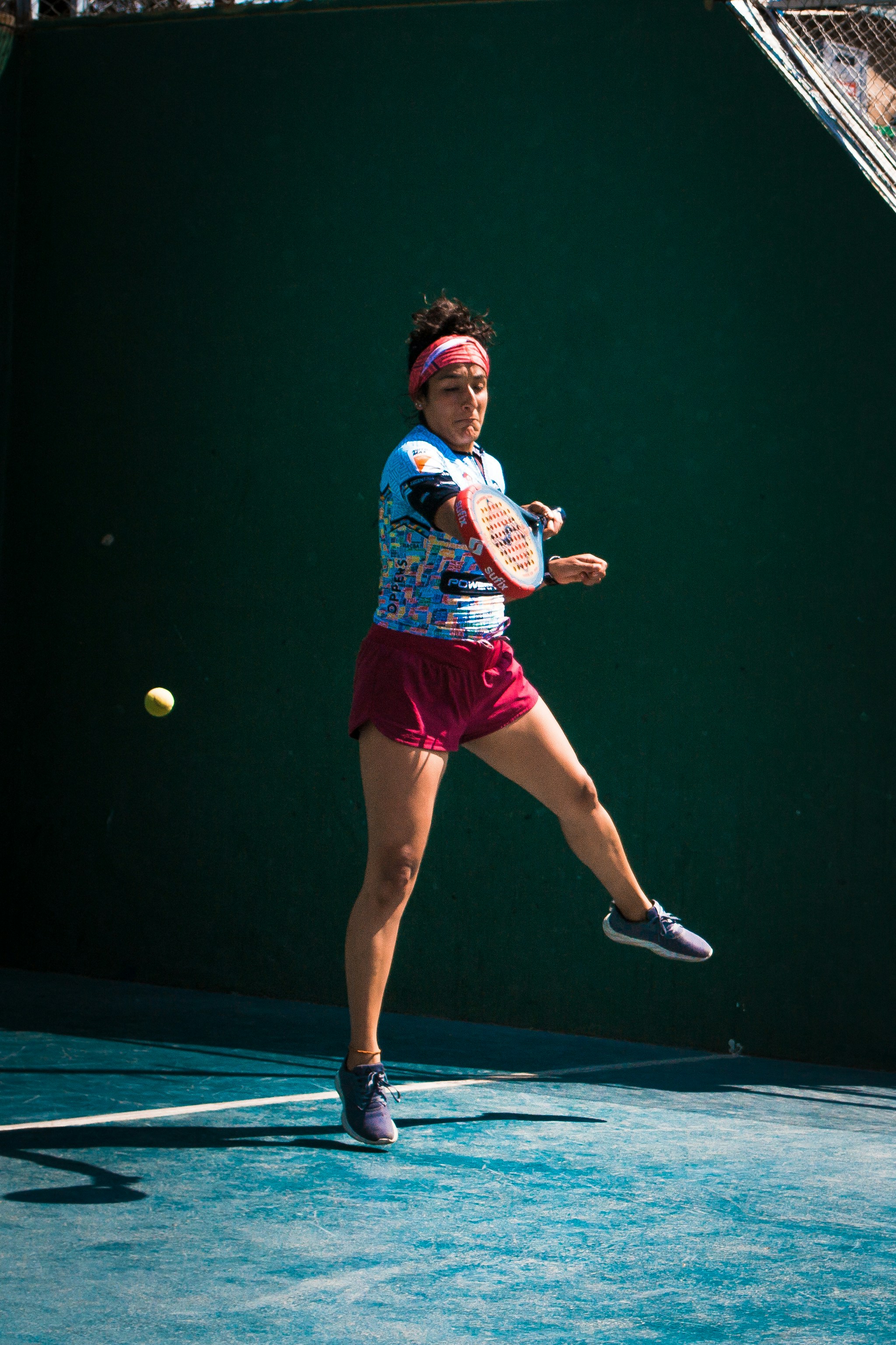 Energetic backhand prep on a sunlit court
