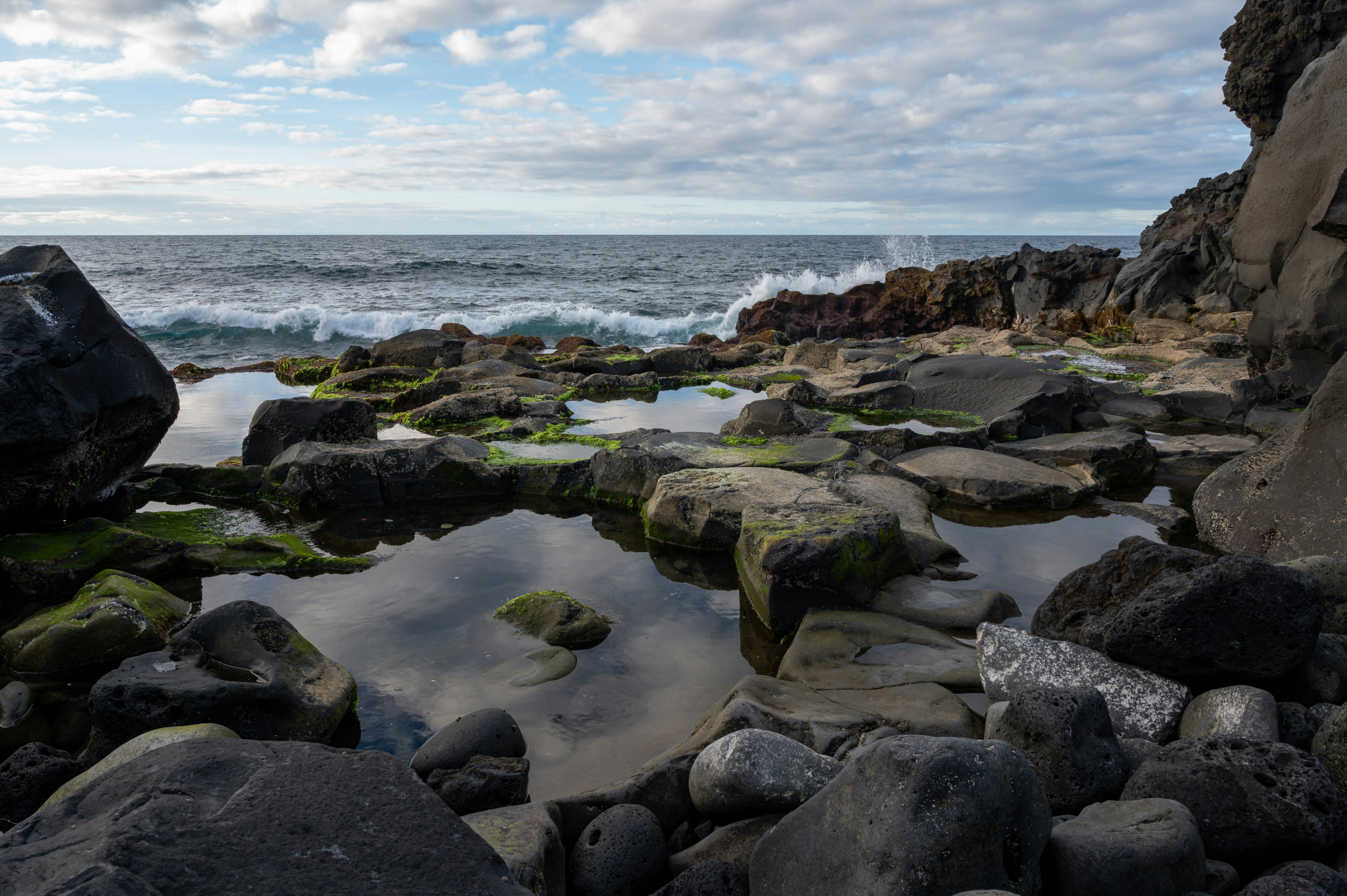 Ein felsiger Strand mit einem Gewässer in der Ferne Foto – Kostenloses ...
