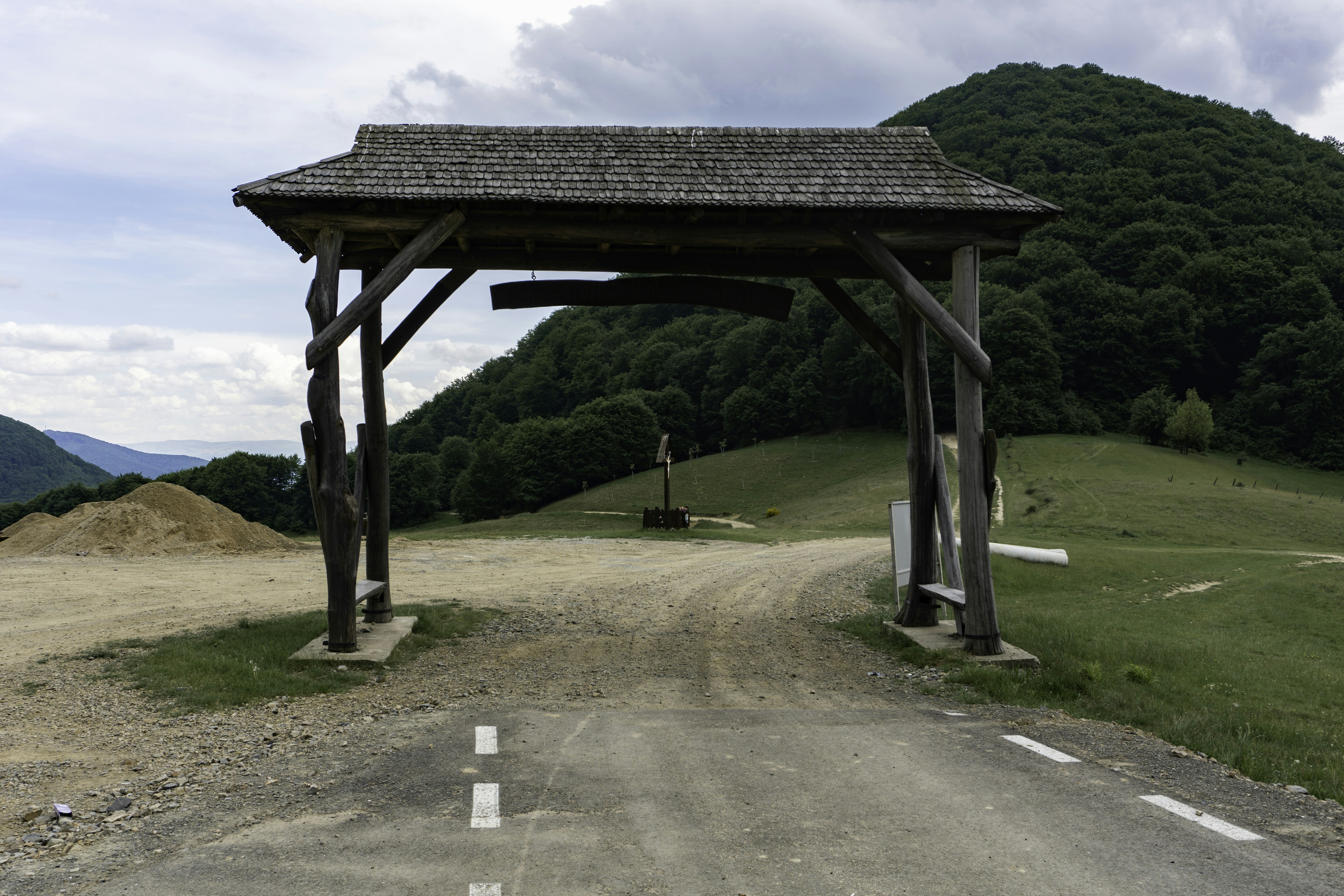 Gateway on the Gravel: A Quiet Ascent Through Green Hills