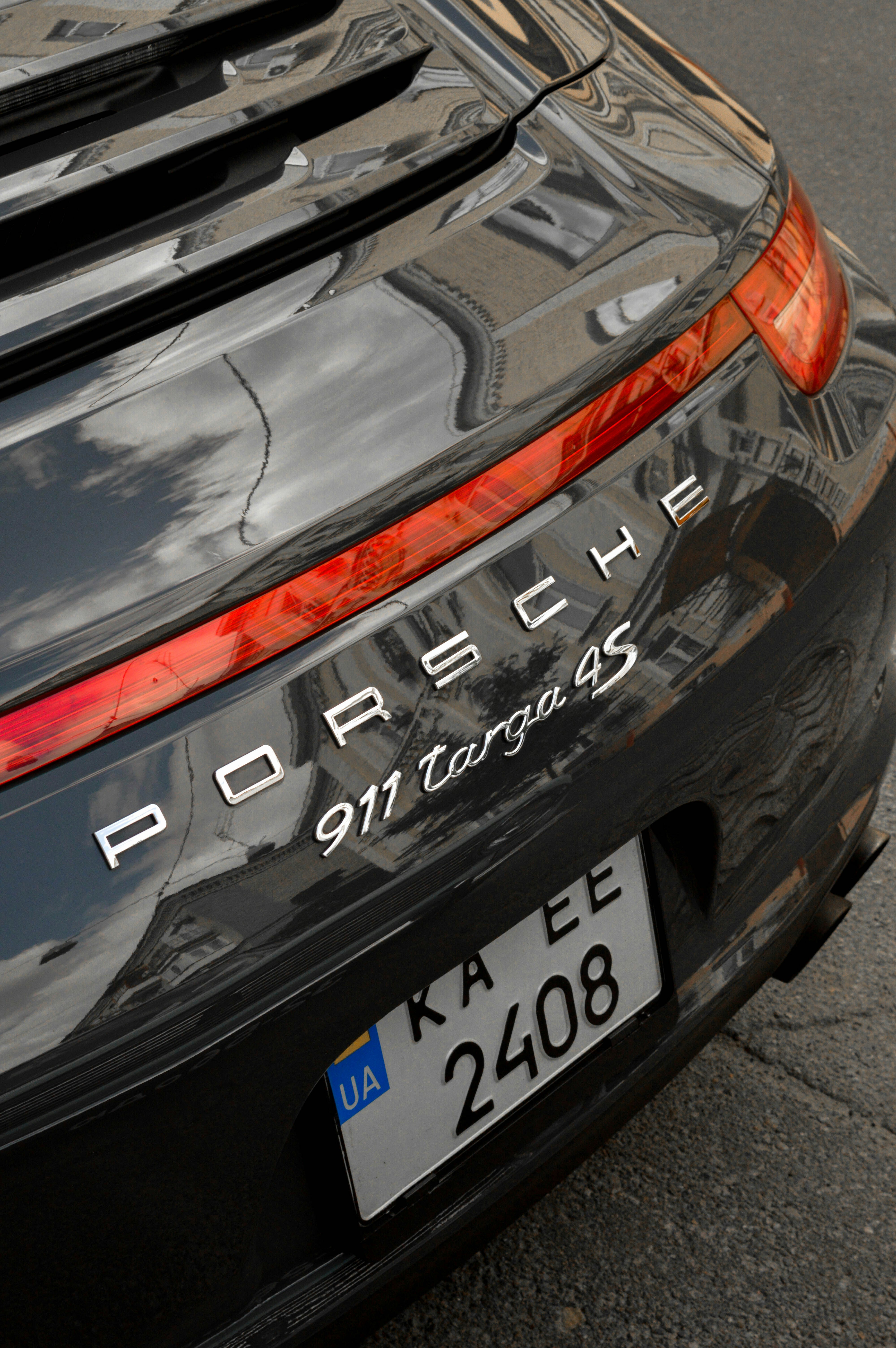Chrome Script on the Porsche: a rear-view portrait of a 911 Targa 4S