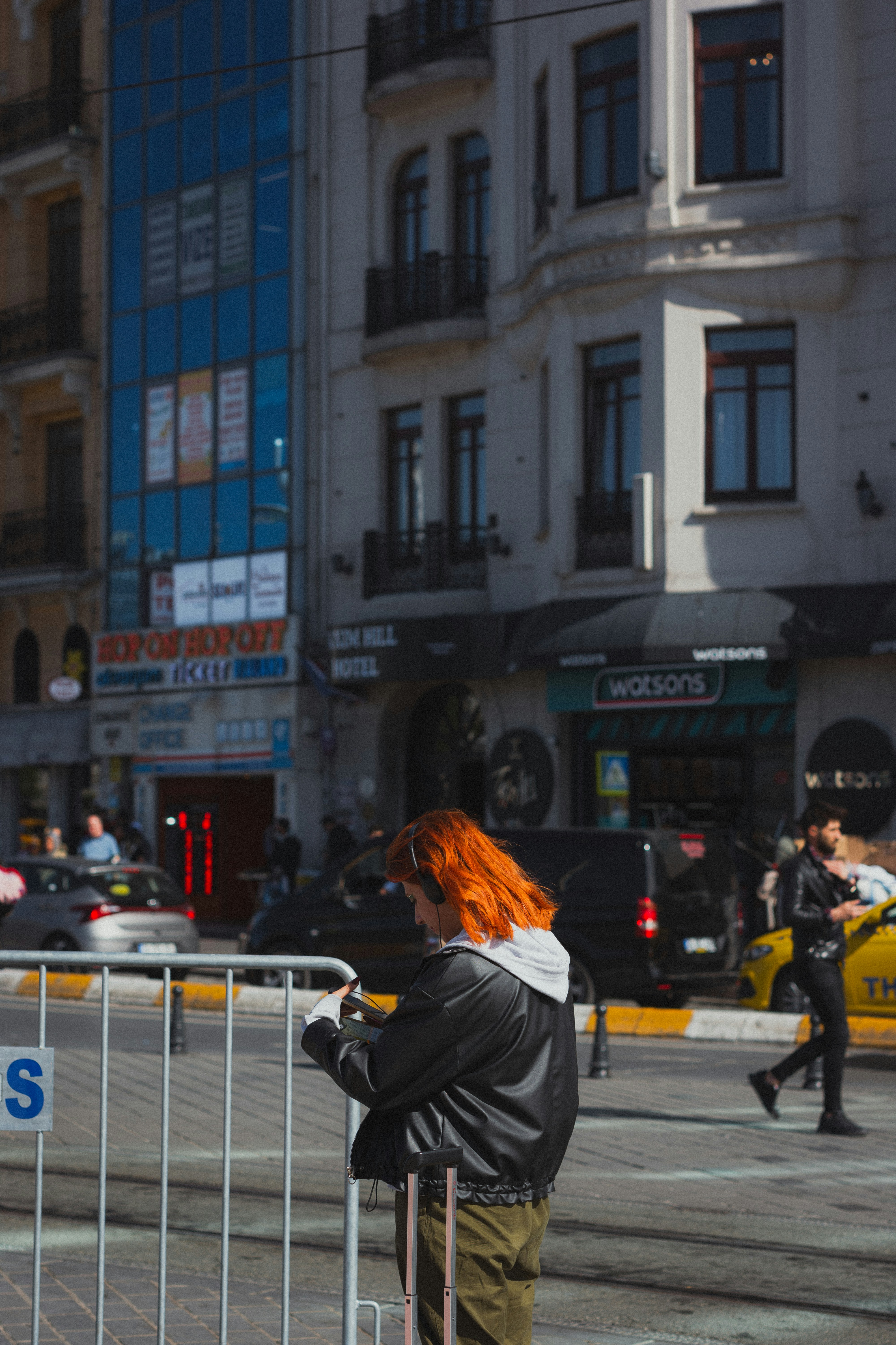 Scarlet Mane at the Barrier: a candid city moment