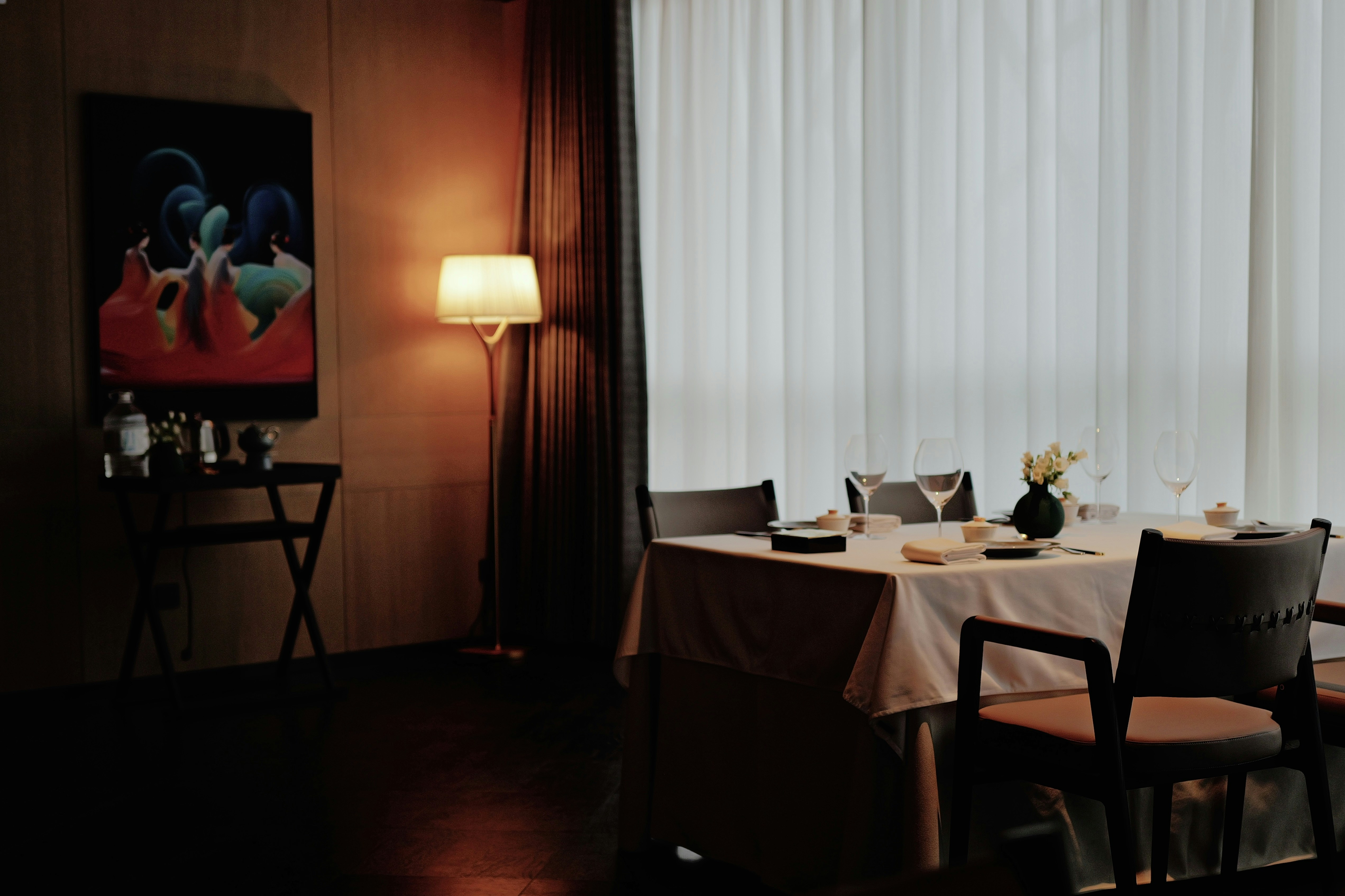 A dining room with a table and chairs photo – Free Human Image on Unsplash