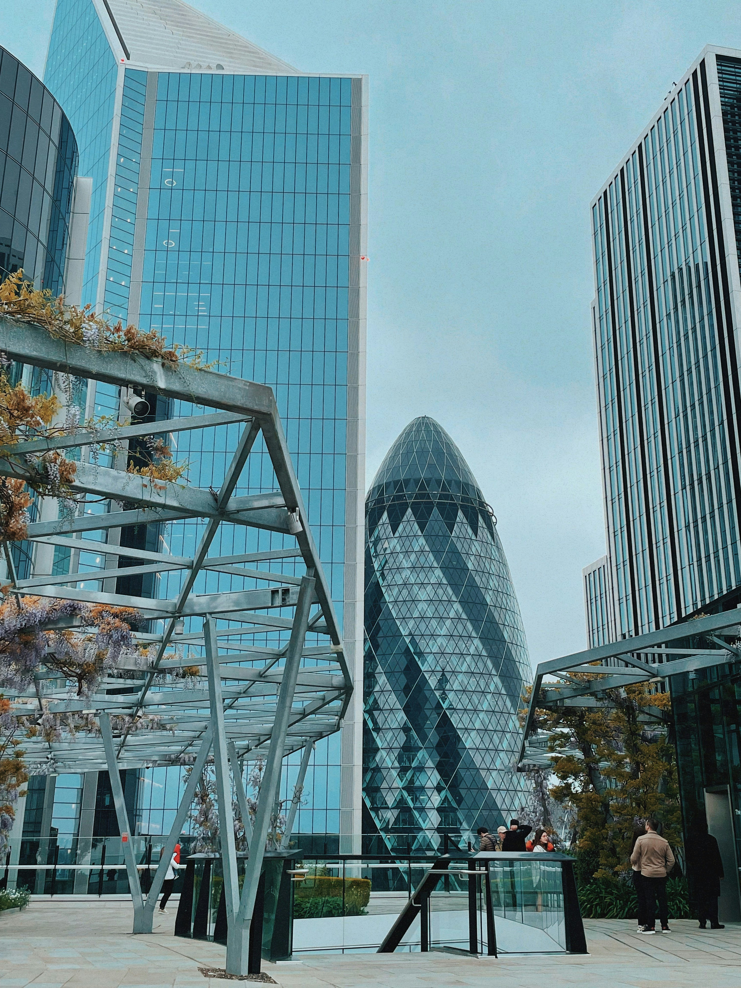 Between Glass and Gherkin: A Quiet Urban Geometry