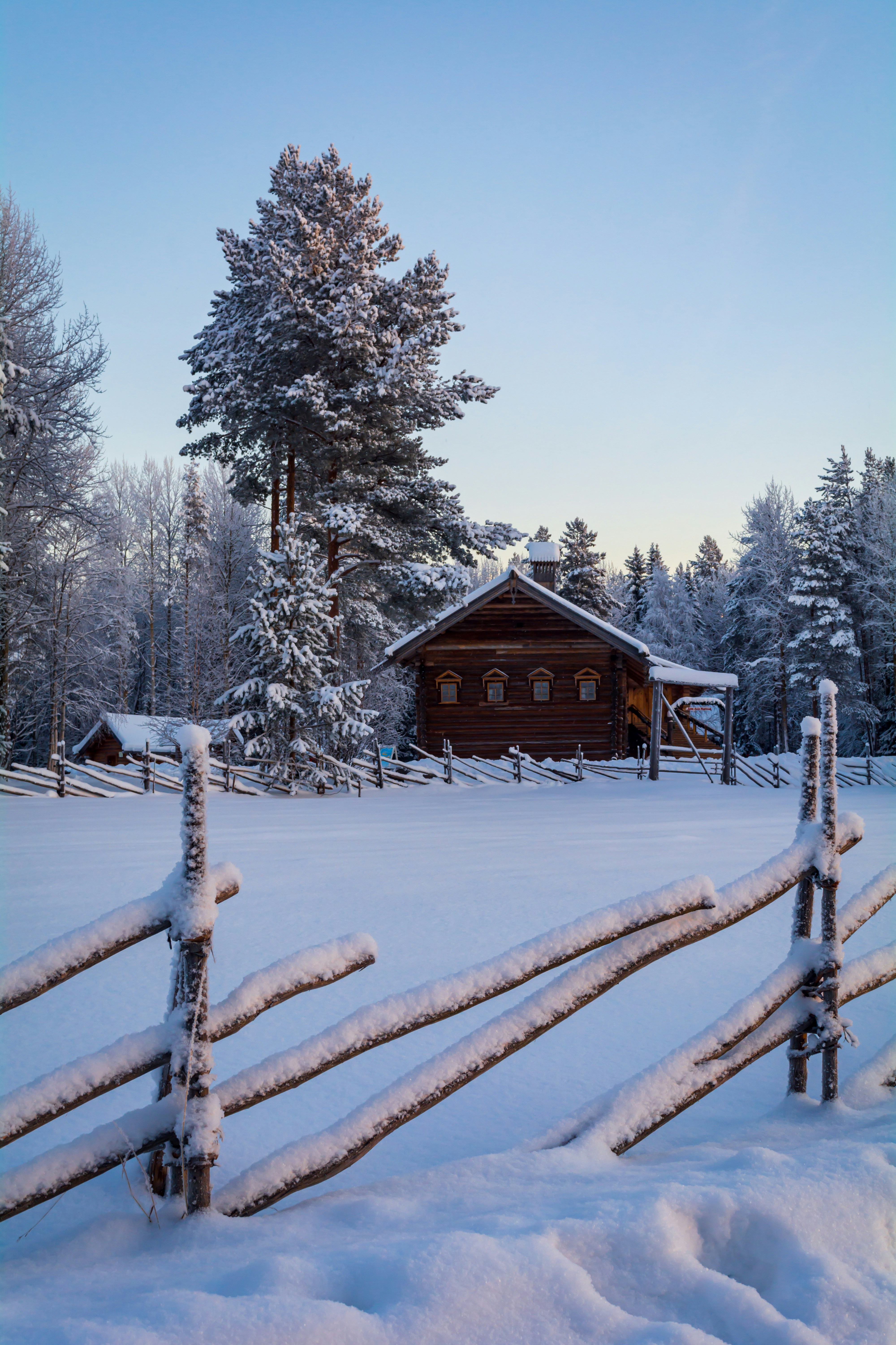 Un campo innevato con una recinzione e una capanna sullo sfondo foto ...