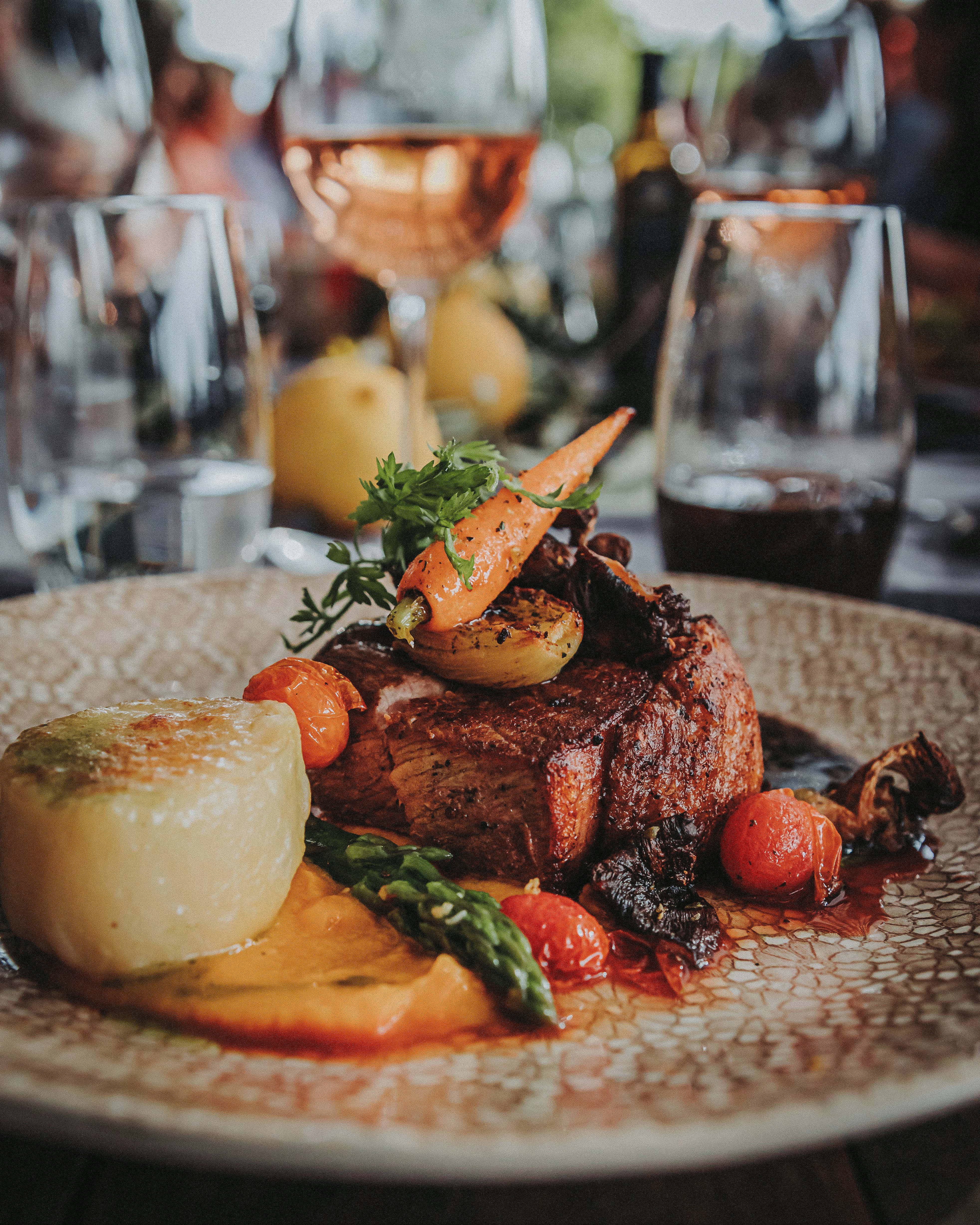 Un plato de comida que está en una mesa foto – Imagen de Víveres ...