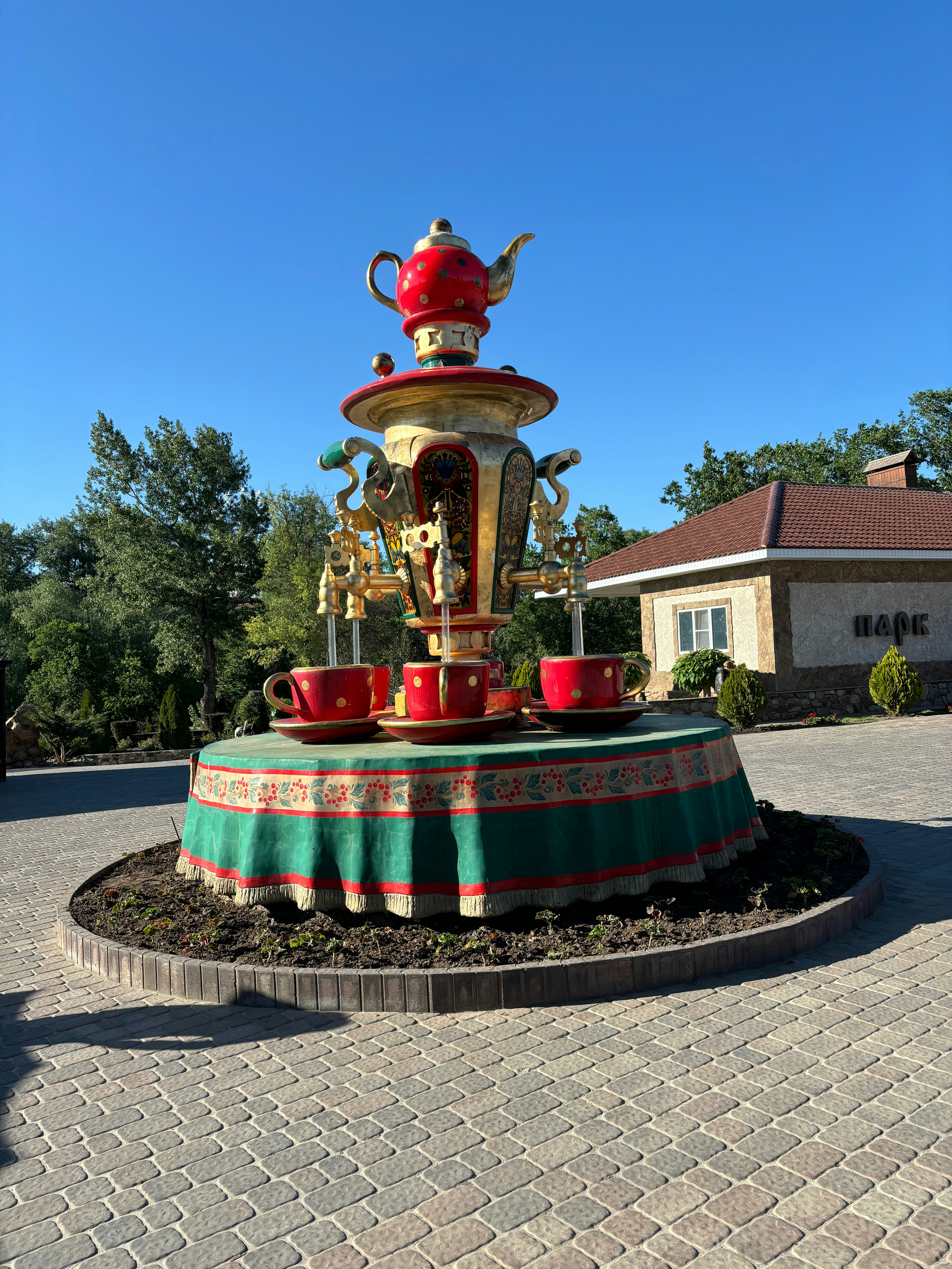A statue of a teapot on top of a table photo – Free Парк лога Image on ...