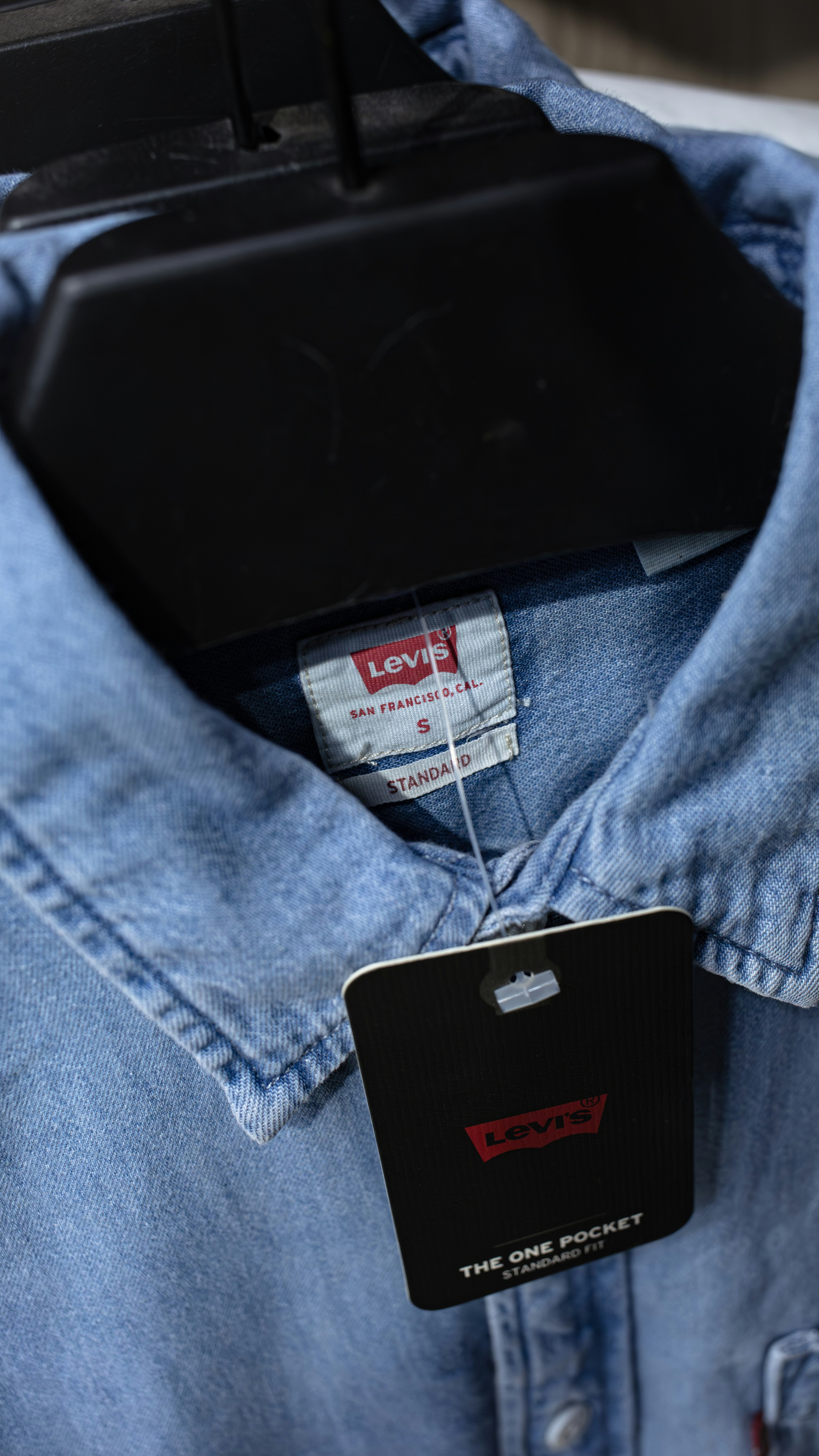  Levi's denim tag and packaging close-up: a pocketed label under a denim collar