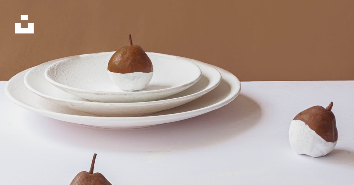 Une assiette blanche surmontée de trois morceaux de fruits photo ... Une assiette blanche surmontée de trois morceaux de fruits photo ...